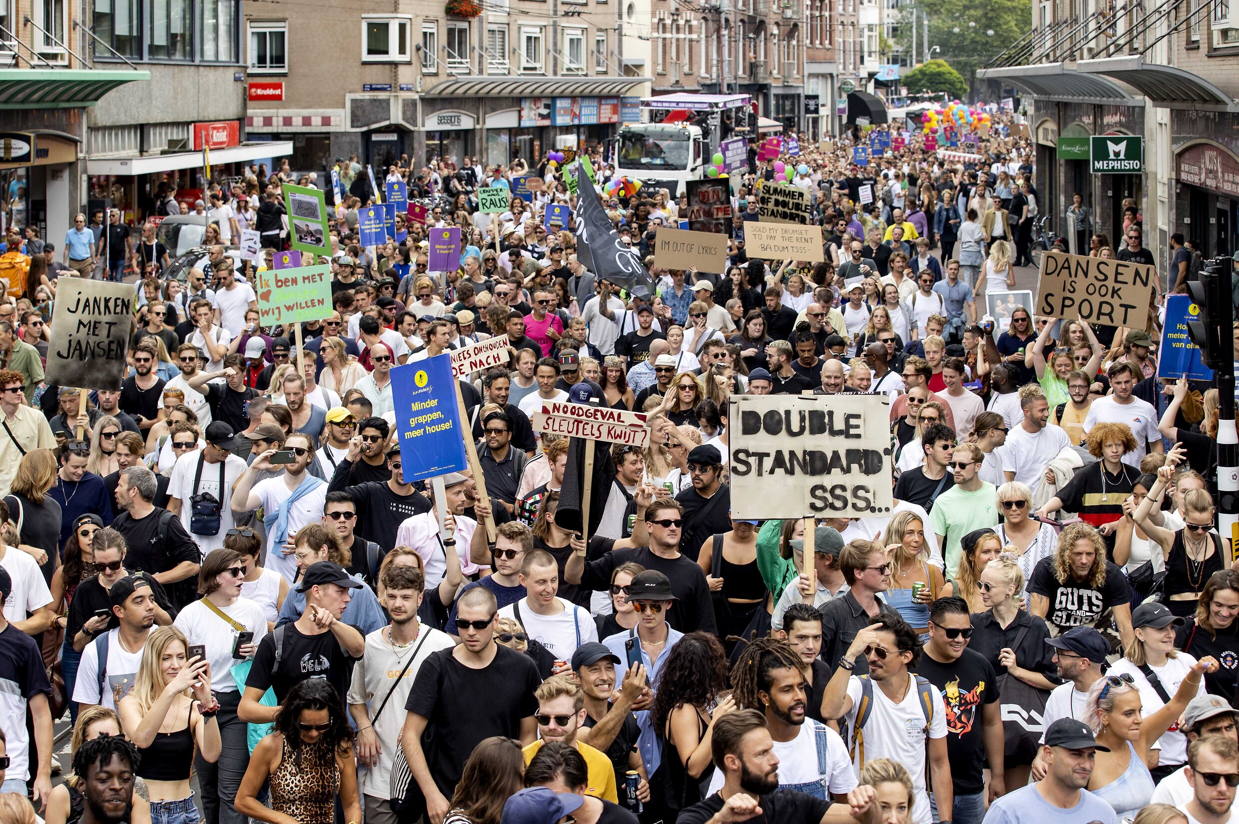 Niet stilstaan en afstand houden, alleen dan mag je demonstreren dit ...