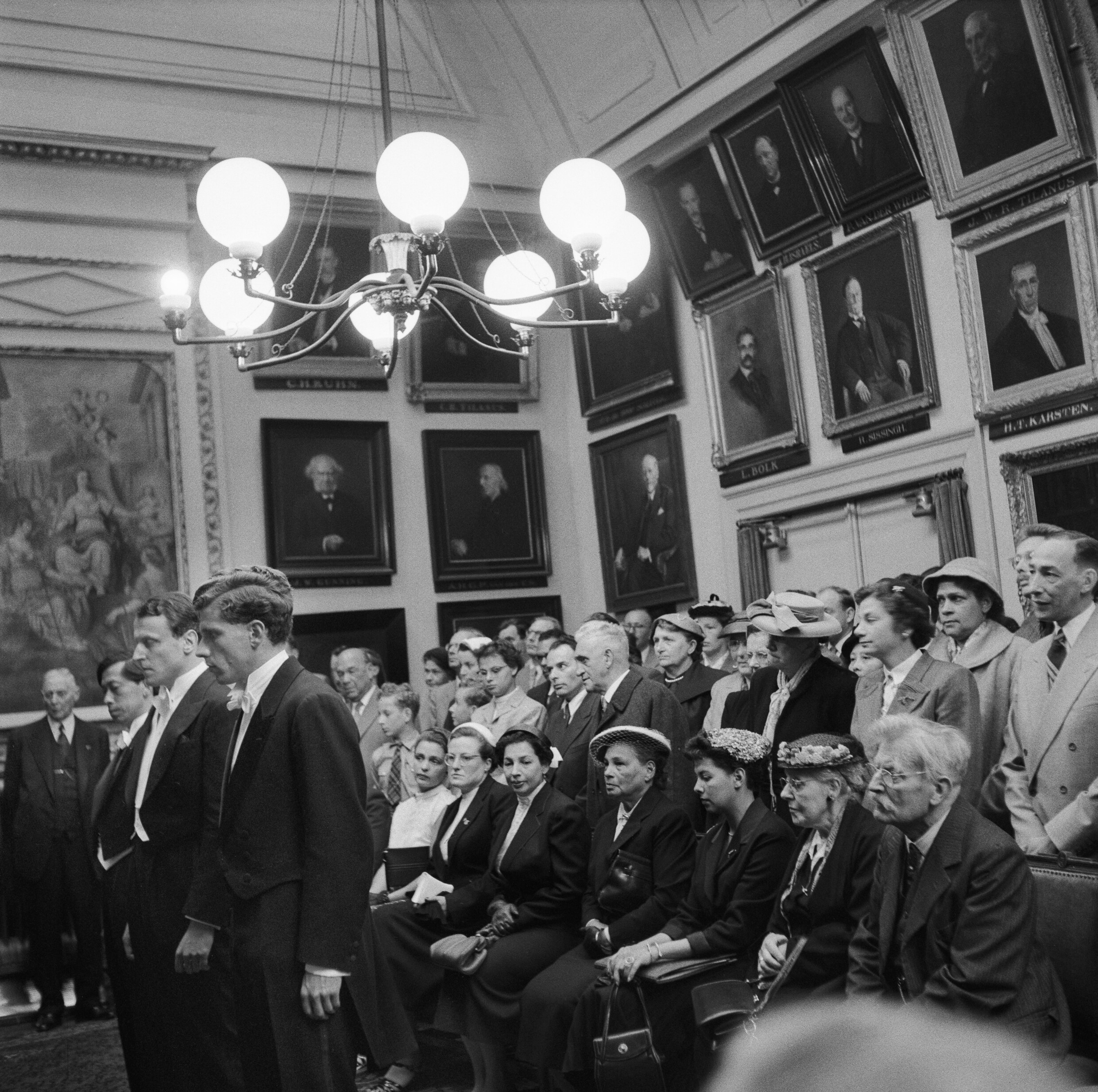 Unieke Ed Van der Elsken-foto’s ontdekt van promotie W.F. Hermans aan ...