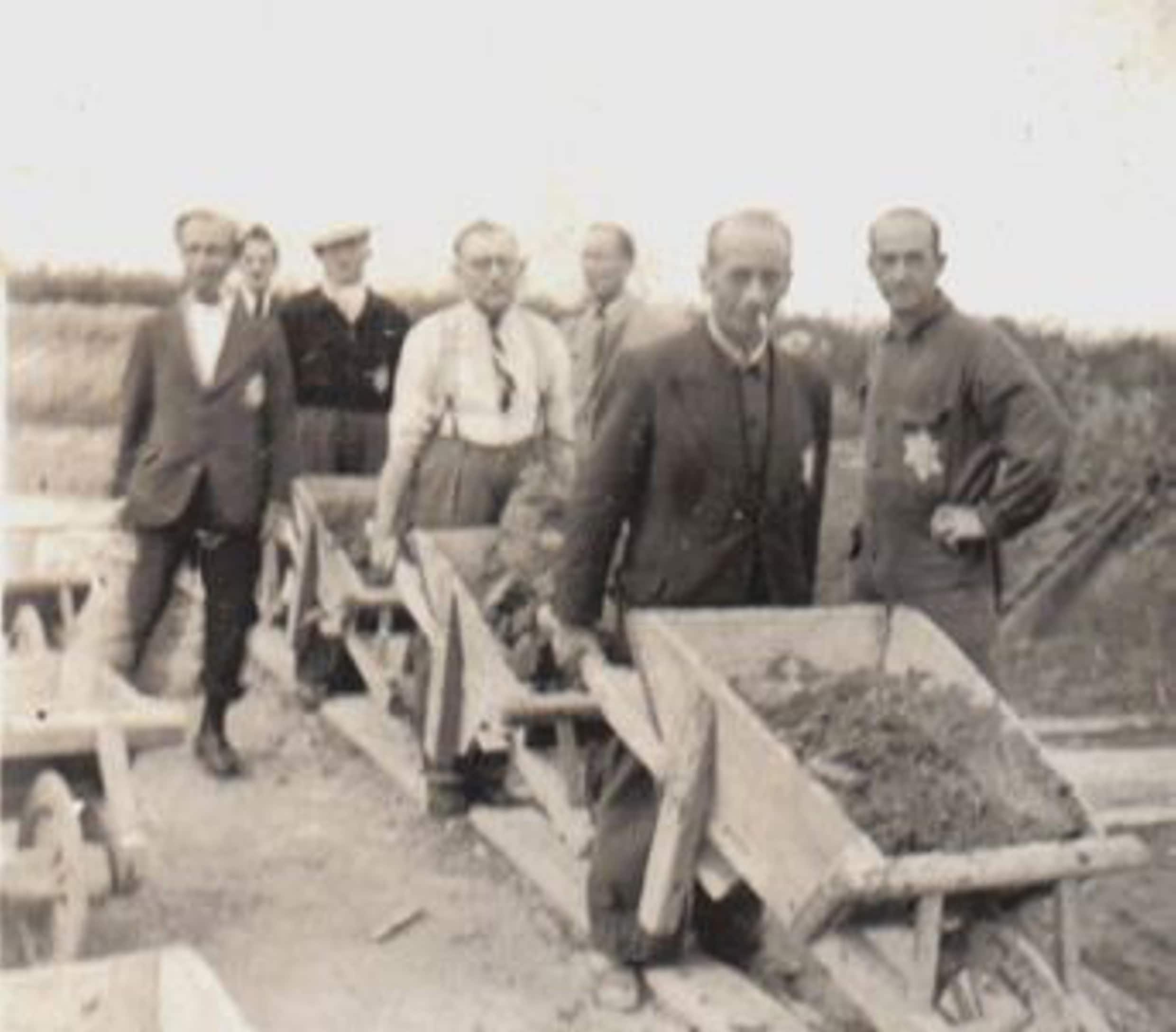 Hoe Joodse mannen moesten zwoegen in het Amsterdamse bos | Het Parool