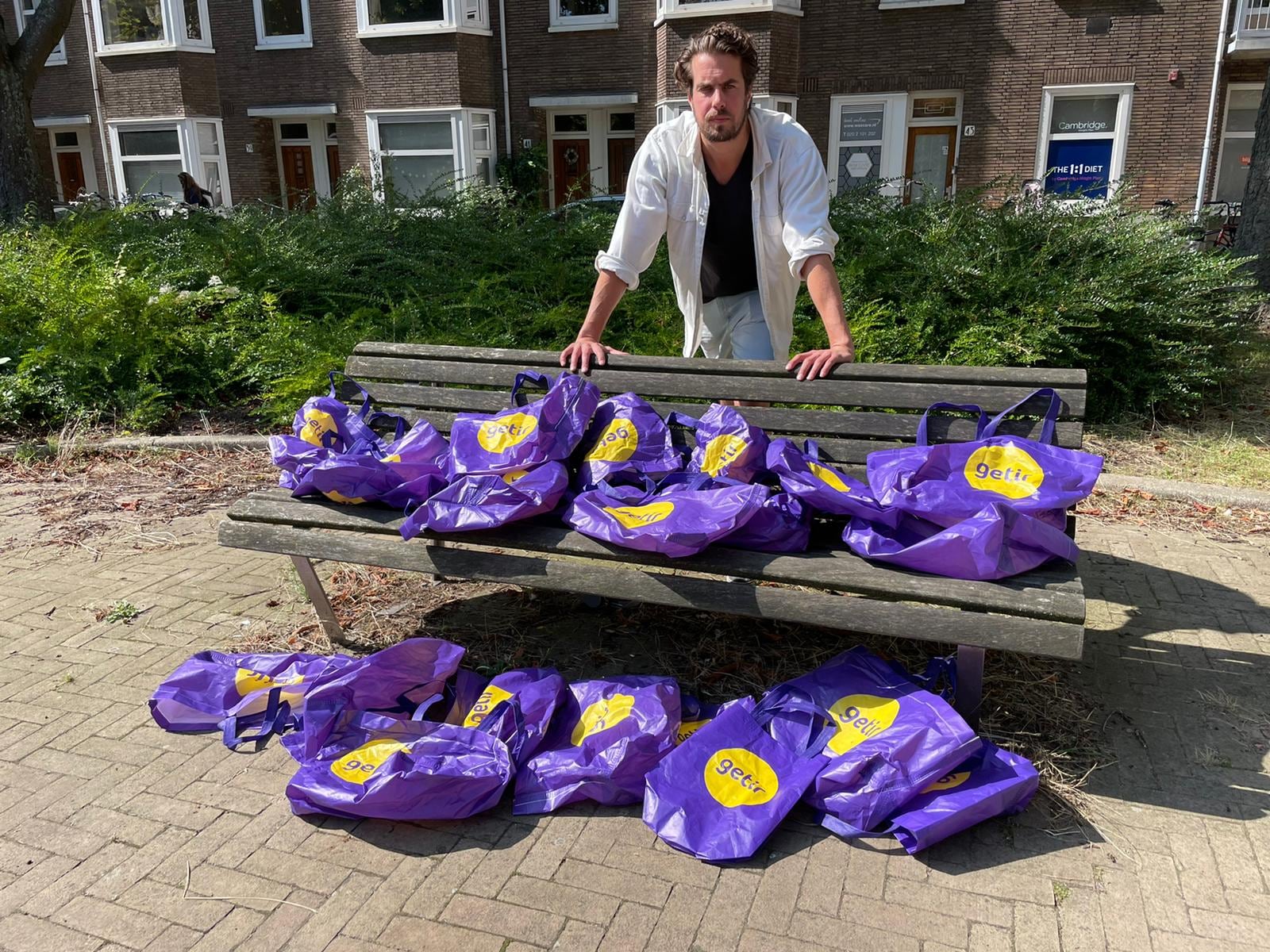 Wat te doen met al die plastic tasjes van flitsbezorger Getir? ‘Ik had ...