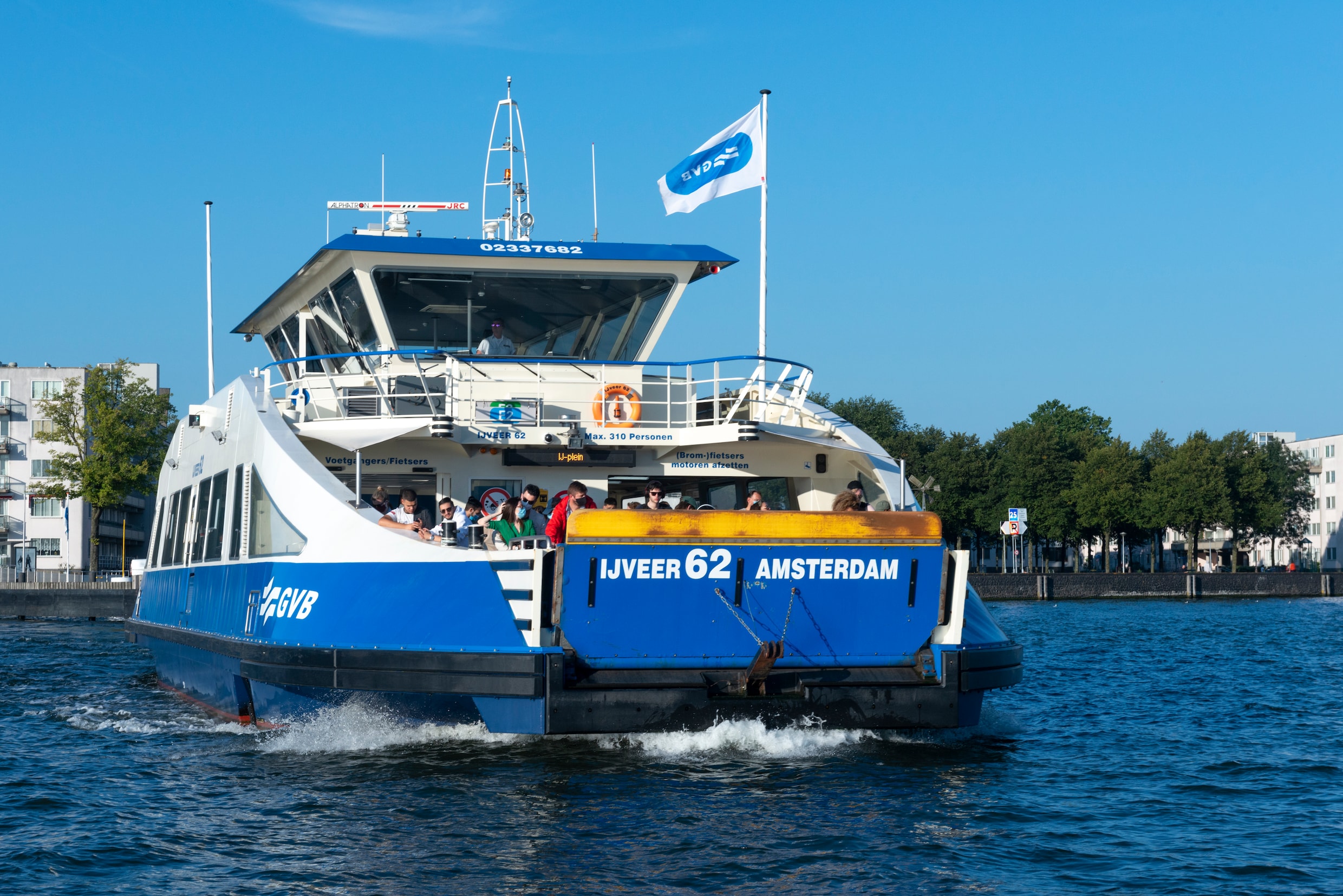 Pont op IJ raakt stuurloos en botst op wal Centraal Station | Het Parool