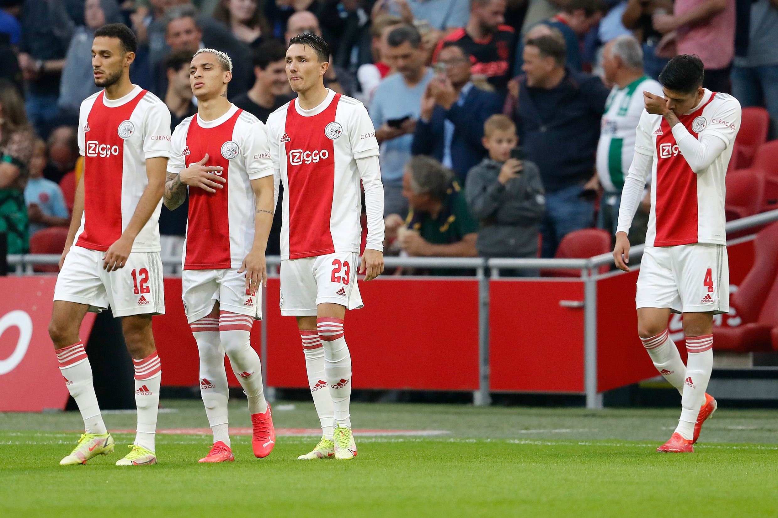 Teruglezen | Mazraoui laat volle Johan Cruijff Arena nog een keer ...