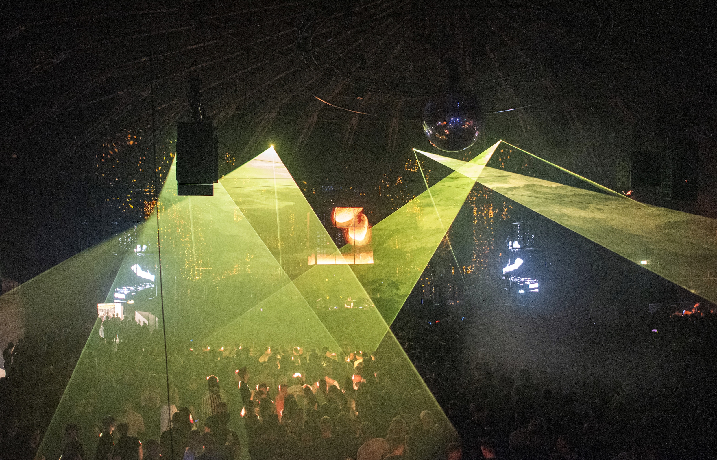 Amsterdamse dj KI/KI geeft met ADE gratis feest in Gashouder ...