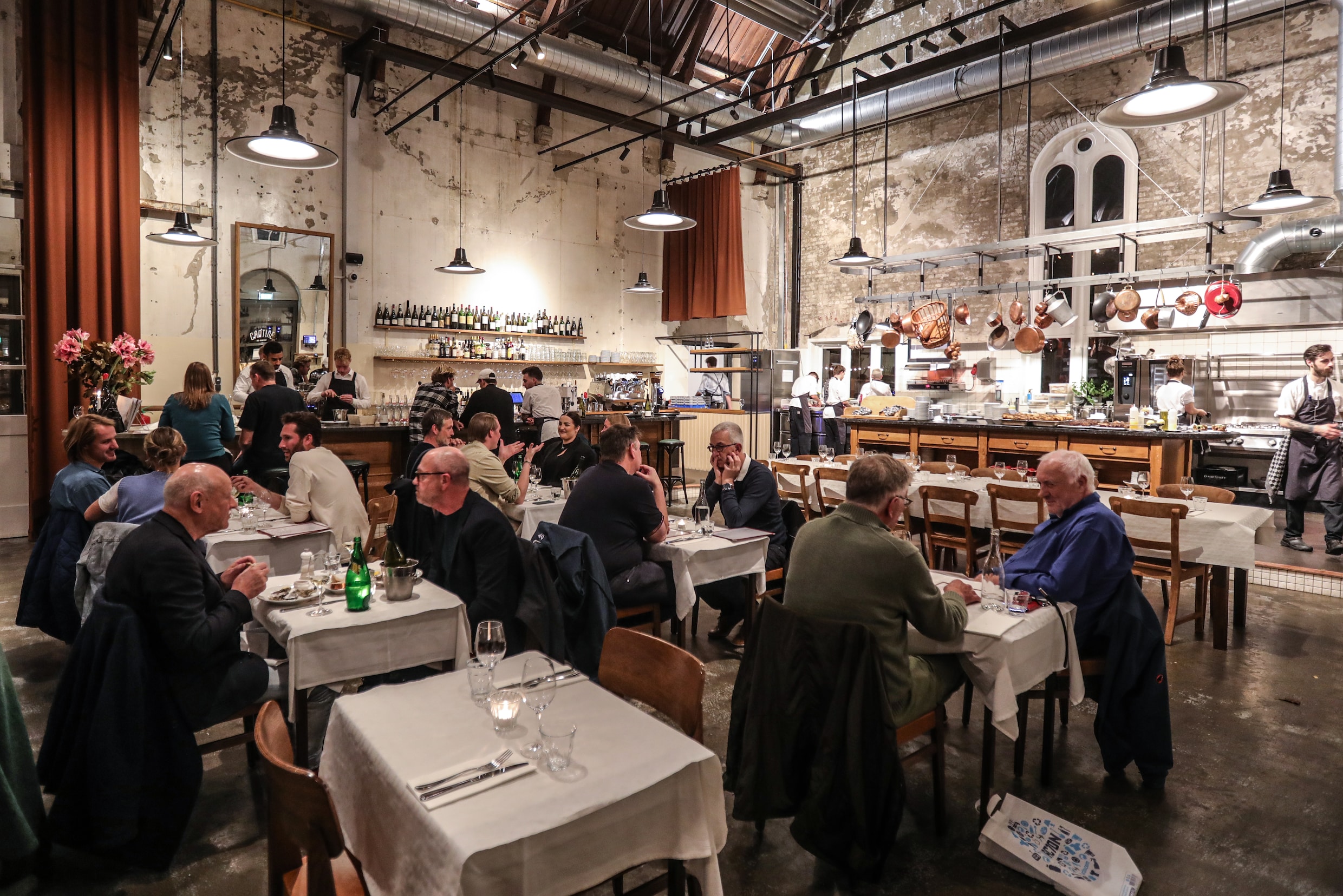 Eten met je handen maakt de zintuigelijke beleving compleet | Het Parool