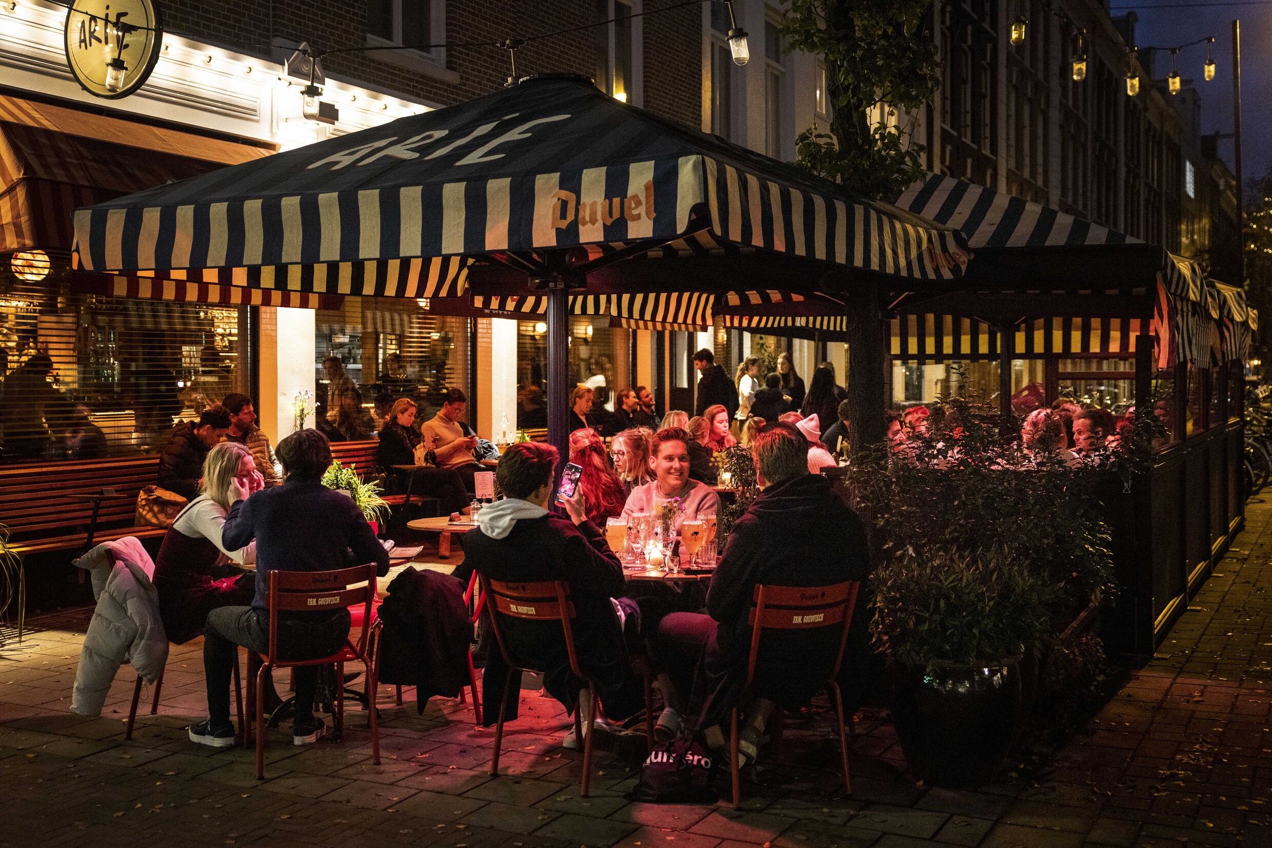 Kabinet wil volle cafés en theaters toestaan, horeca open tot één uur ...