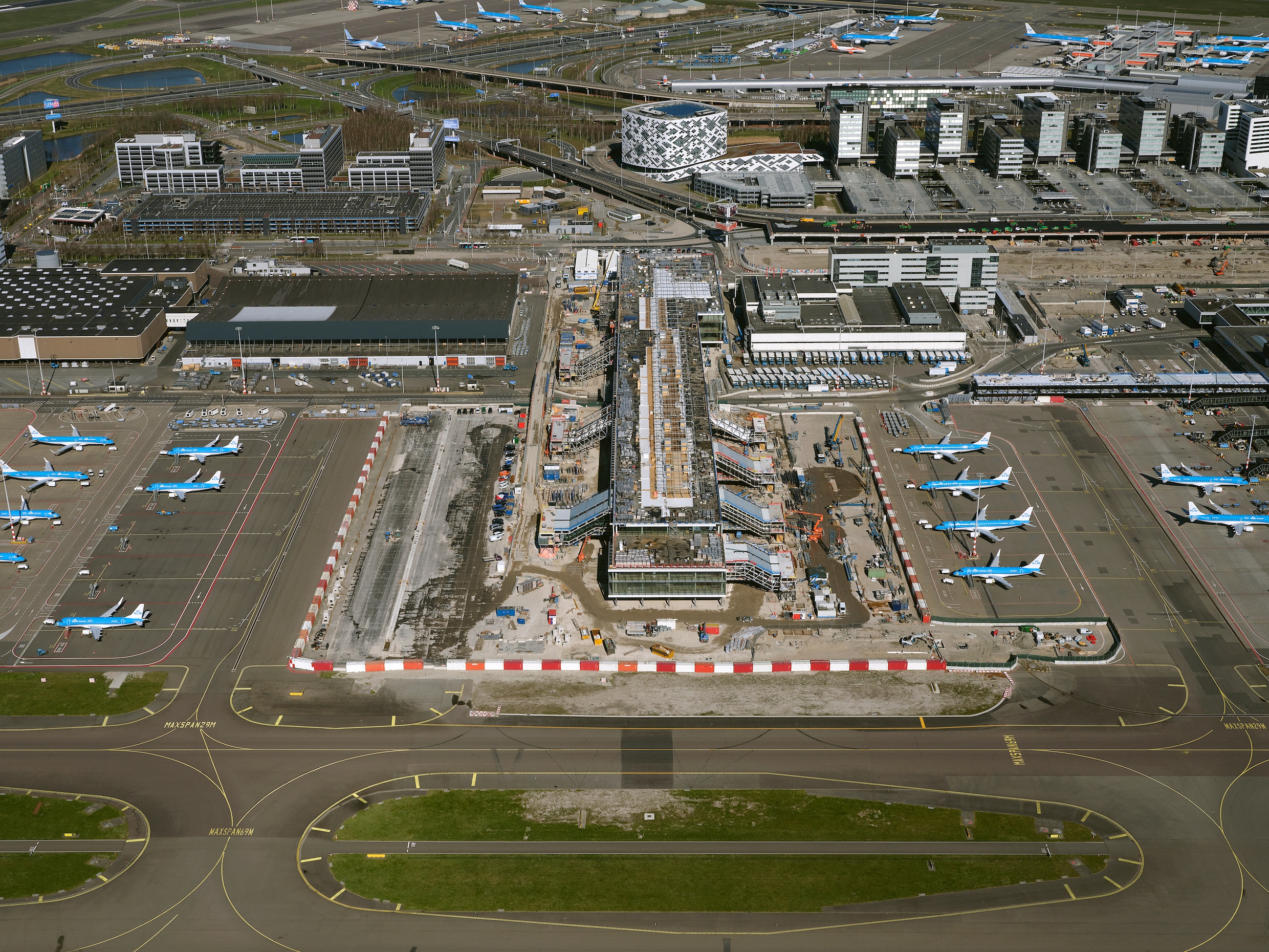 Schiphol stuurt na ruzie aannemers weg van bouwwerf A-Pier | Het Parool