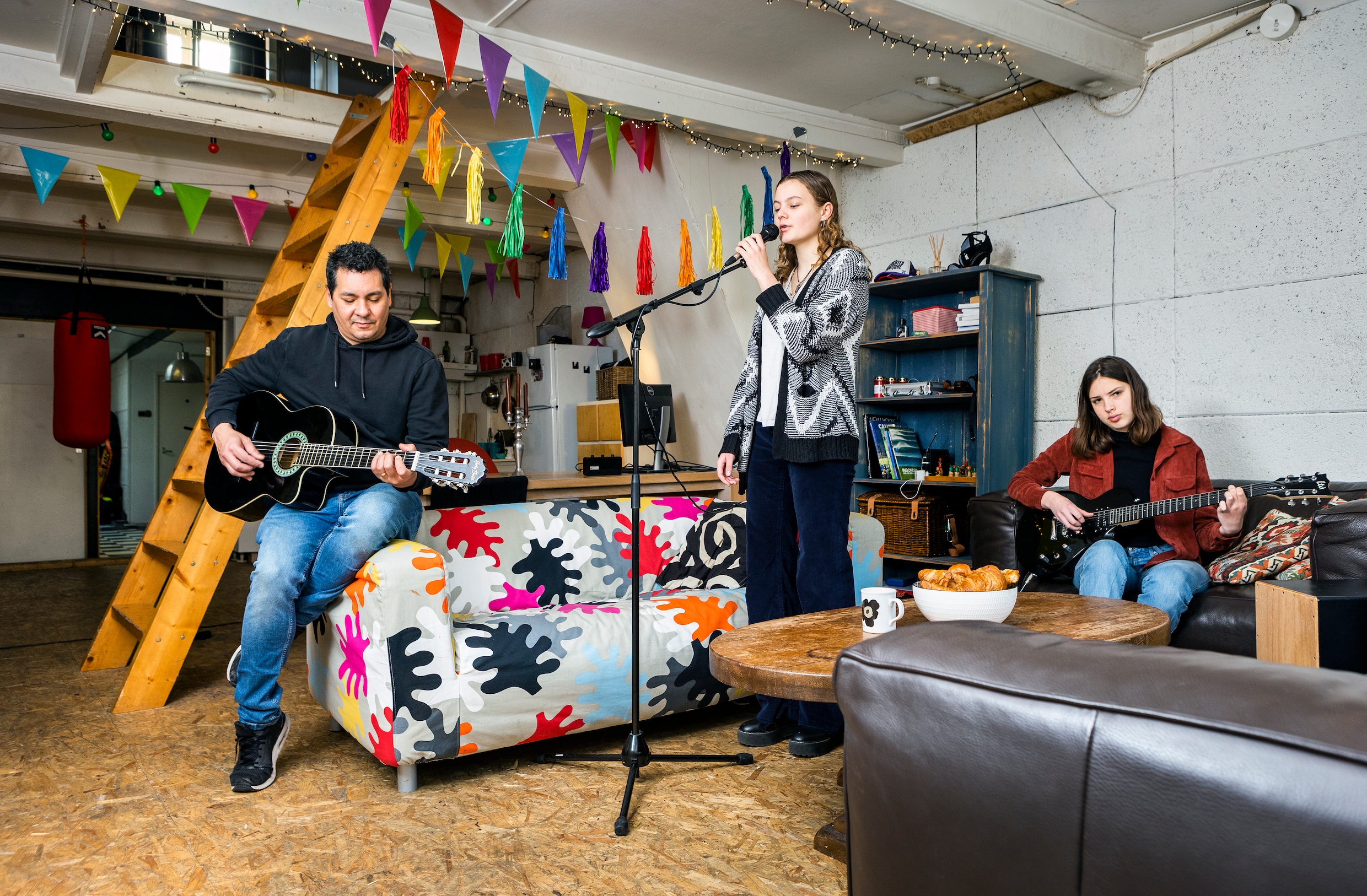 Muzikaal duo LÜNA staat vroeg op om te repeteren, nog vóór hun ...