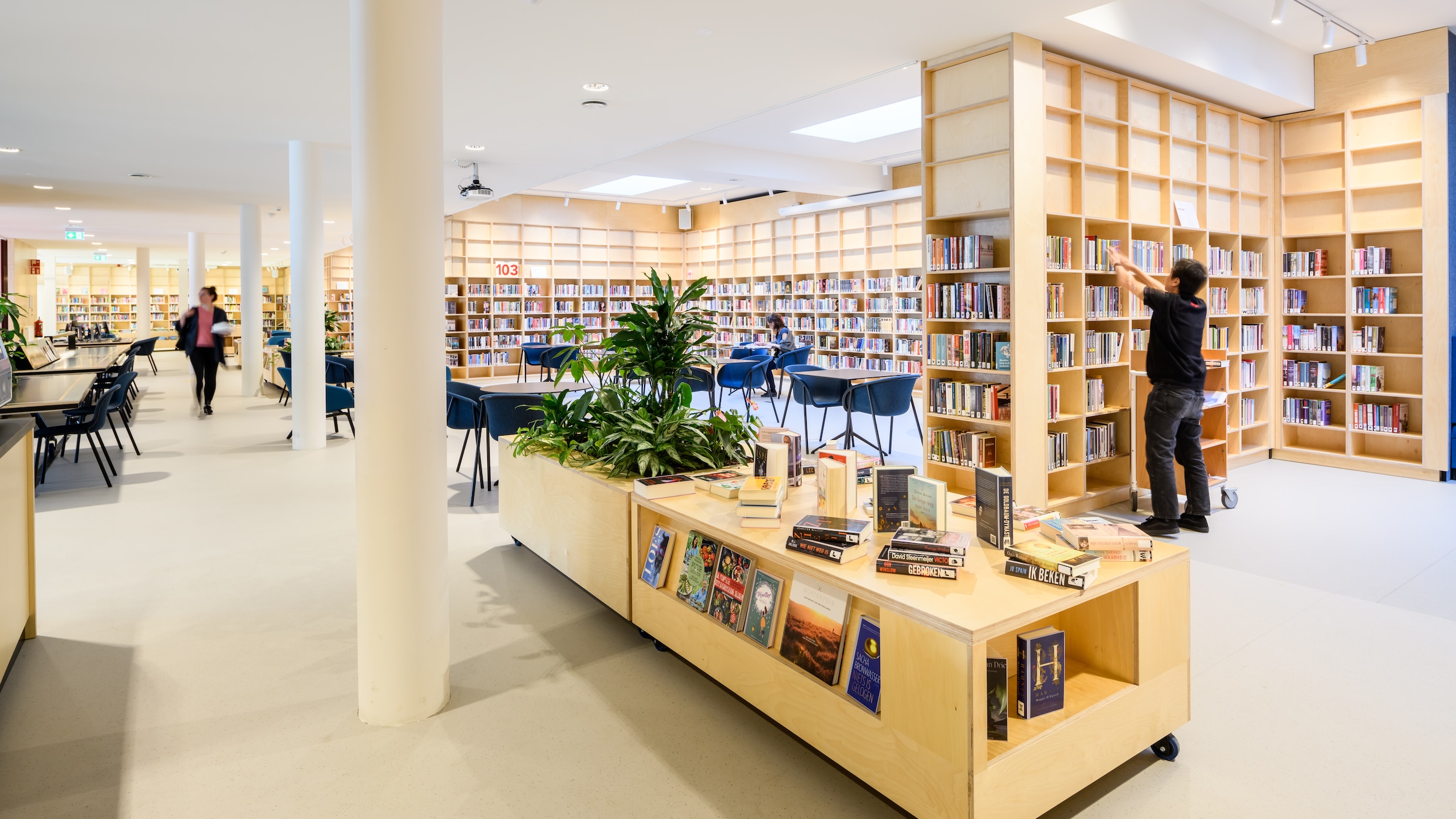 Met nieuwbouw in Diemen is de klassieke openbare bibliotheek nu bijna geschiedenis geworden ...