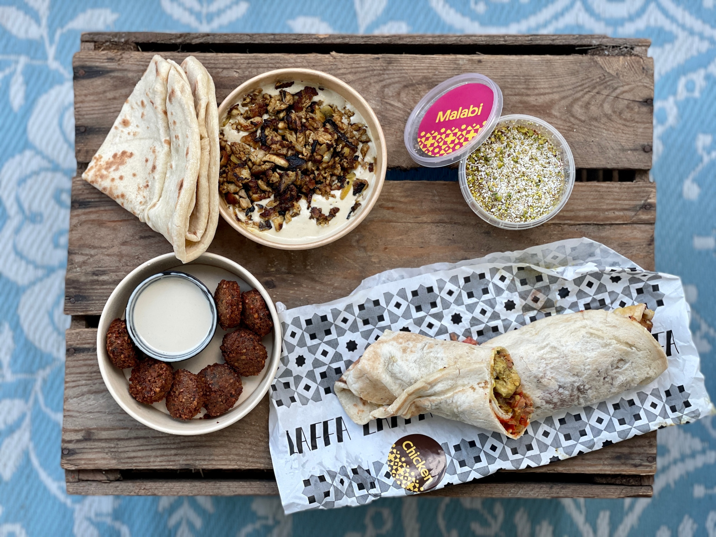 Bij Laffa is het platbrood zacht én knapperig – de malabi wil je tot de ...