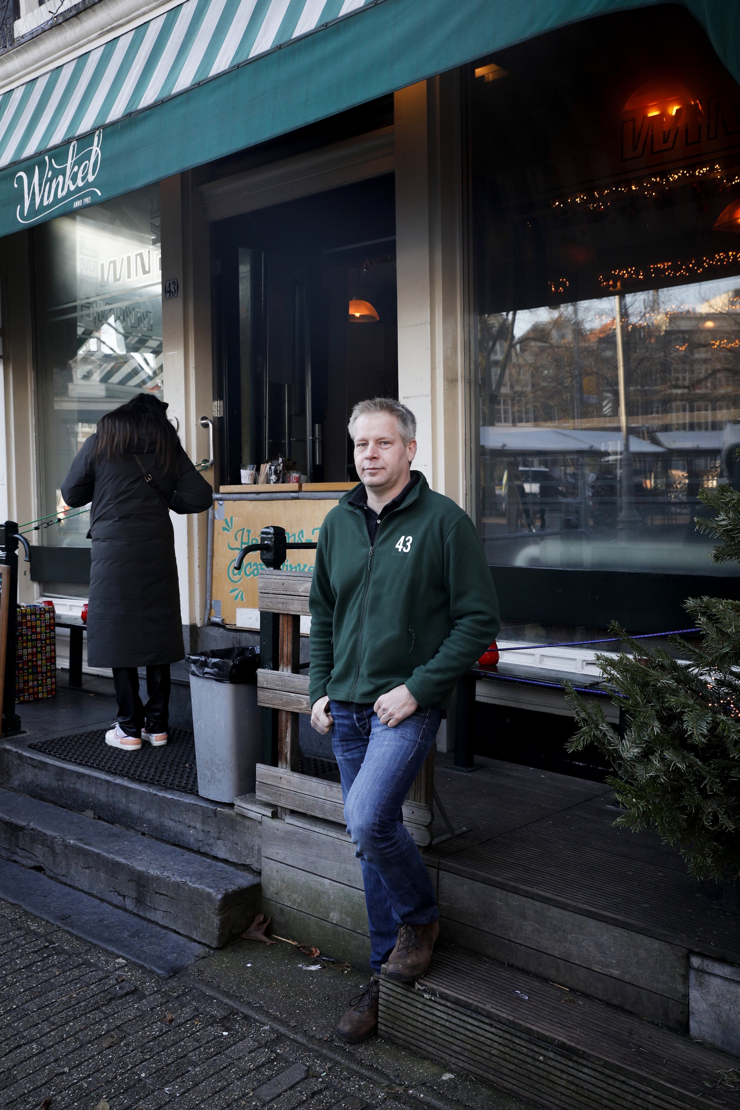 Café Winkel 43 verkoopt nu koffie en appeltaart to go | Het Parool