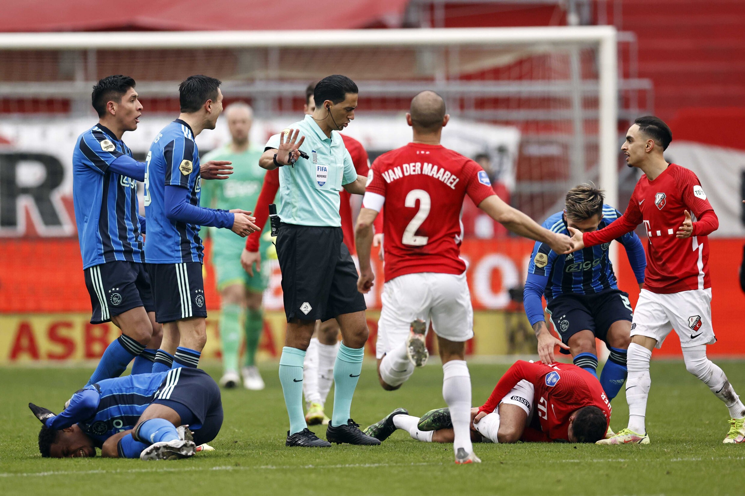 Brian Brobbey komt binnen zonder kloppen en legt Utrecht met twee goals ...