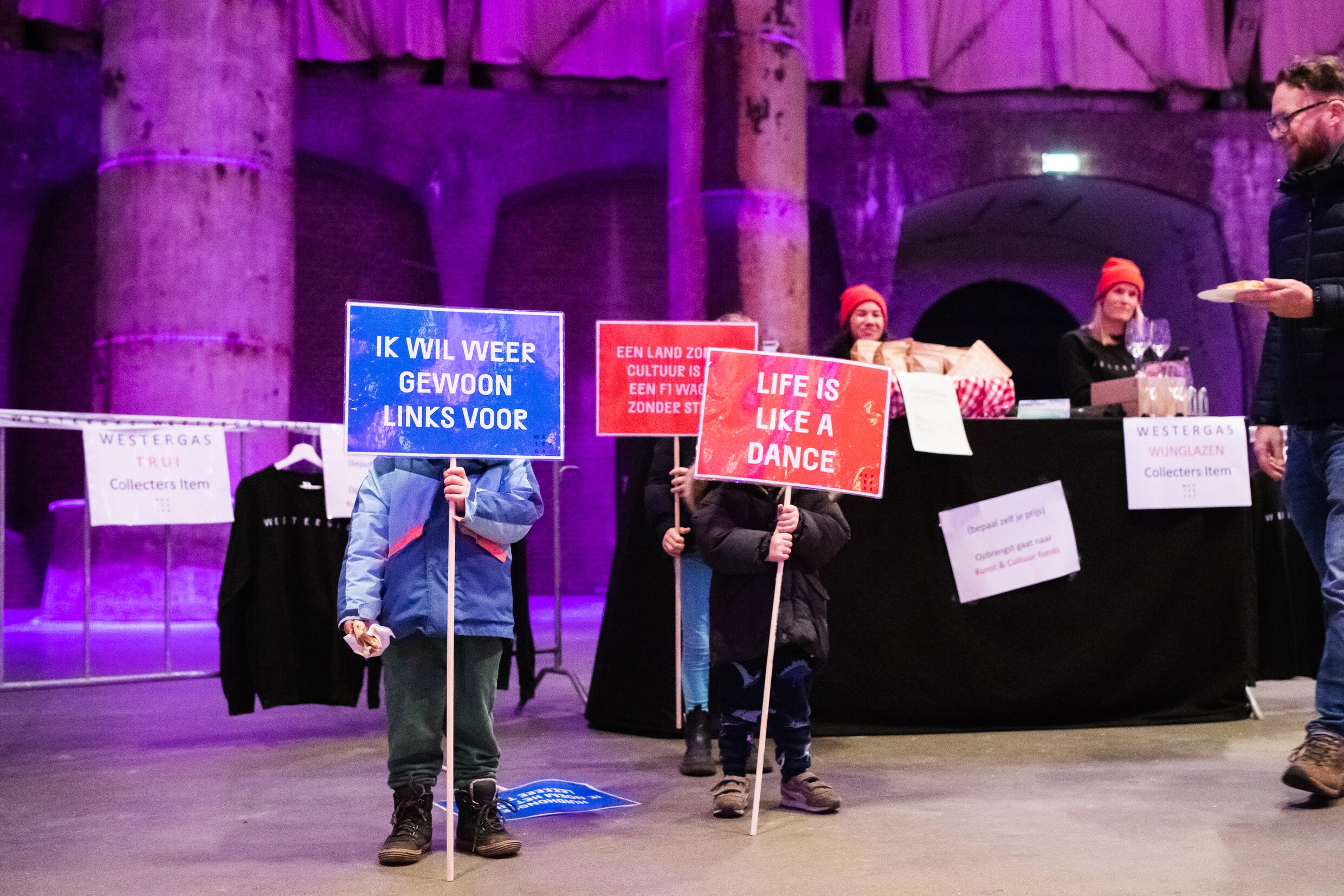 Enkele duizenden bezoekers bij ‘essentiële winkel’ Westergasfabriek ...