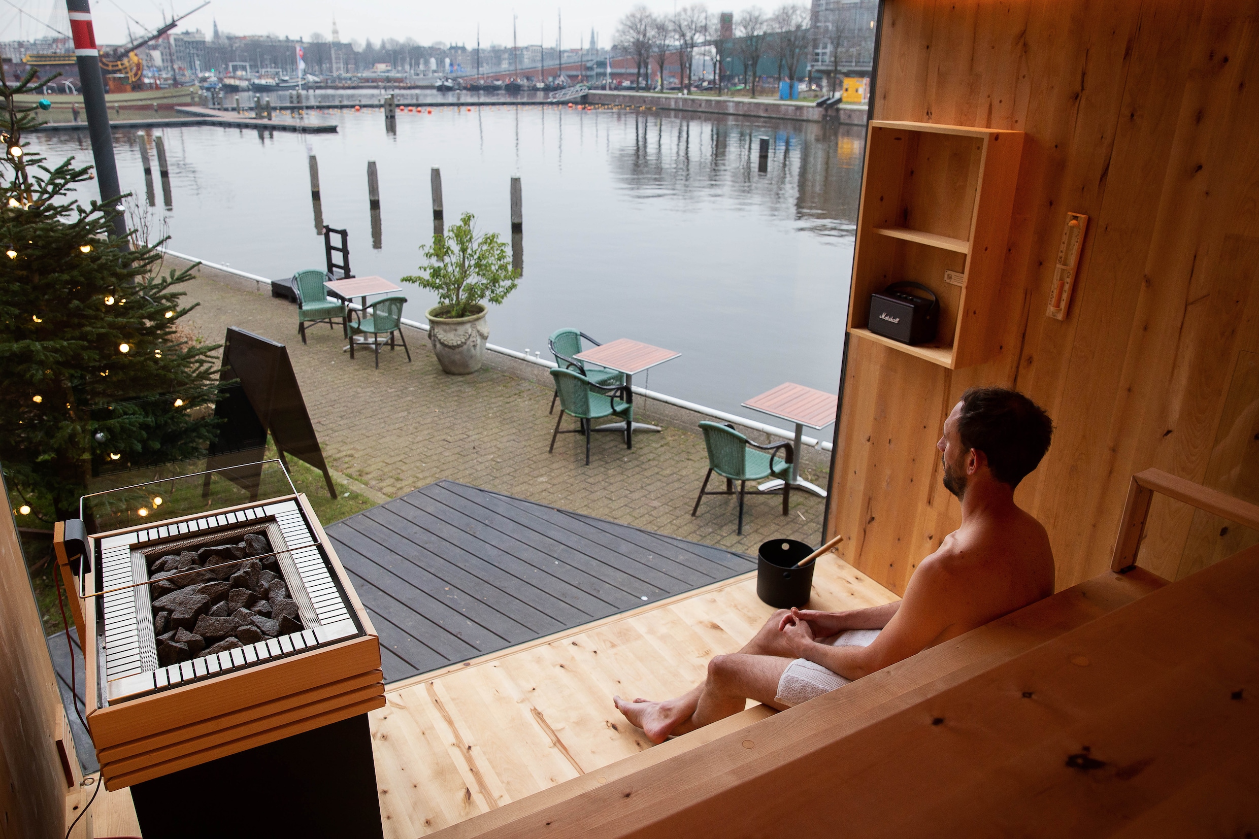 Dobberend op het water of met uitzicht op Amsterdam: in deze minisauna ...