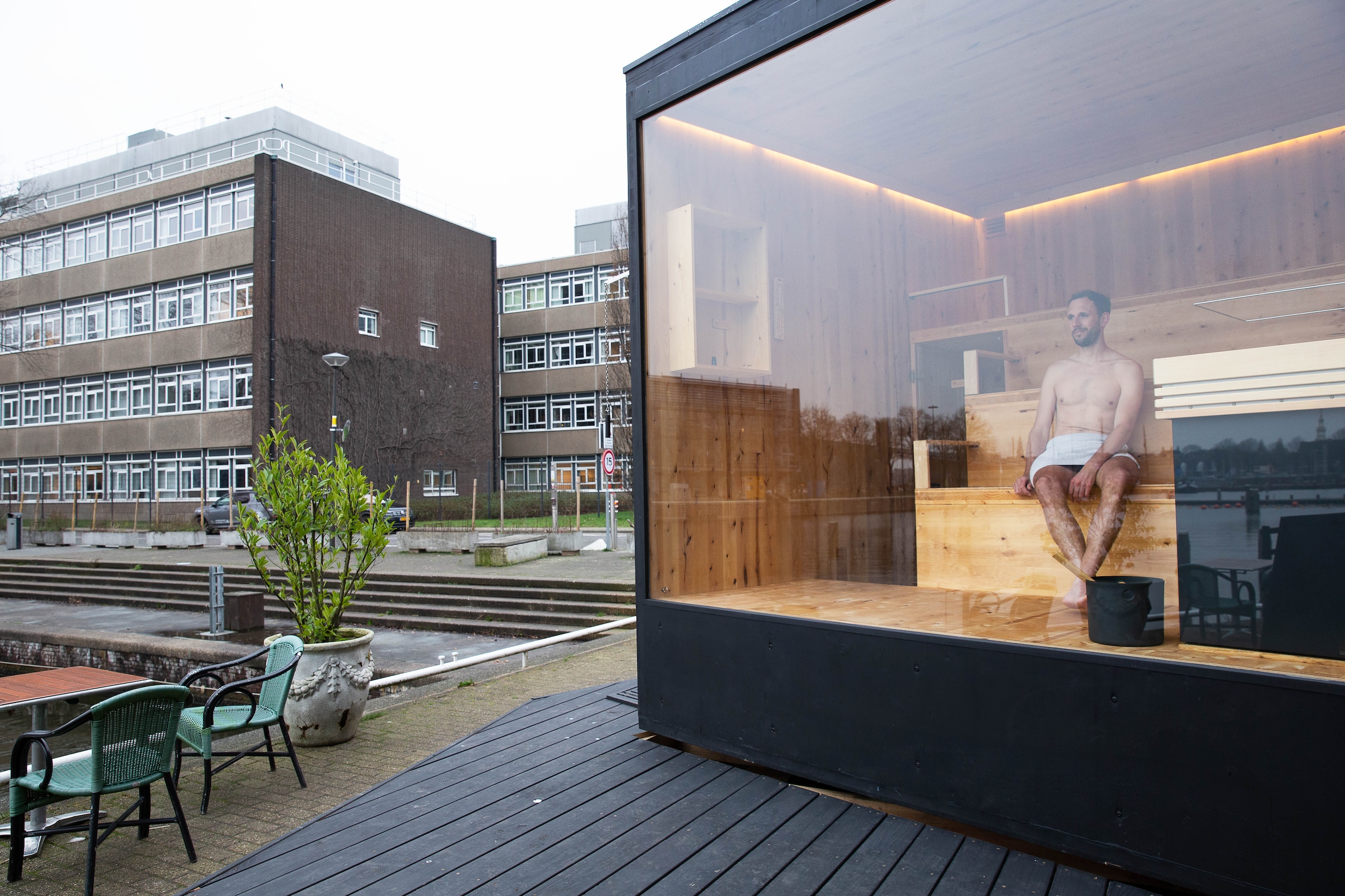 Dobberend op het water of met uitzicht op Amsterdam: in deze minisauna ...