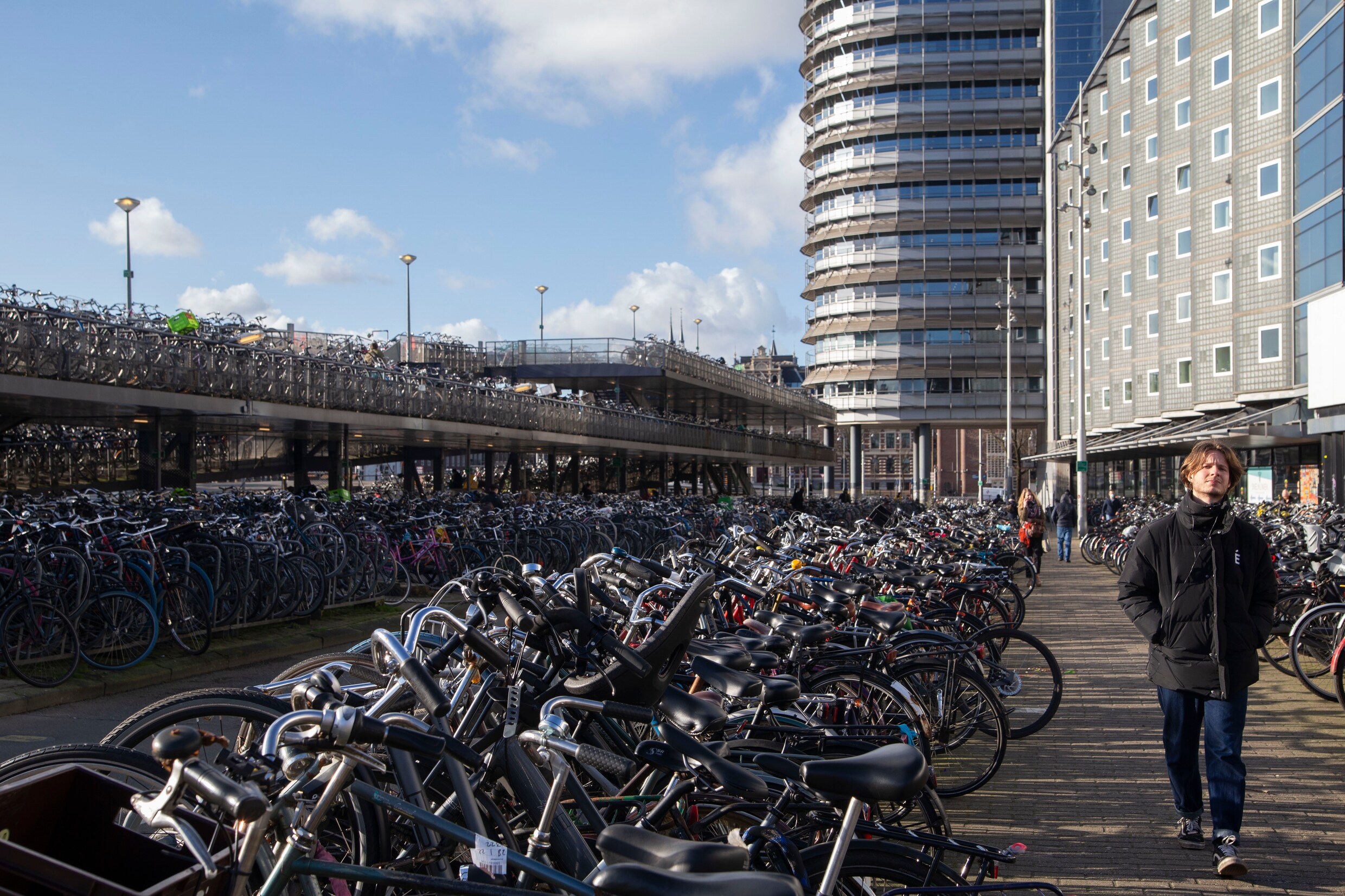 Opinie: ‘Gebruik de fietsflat bij Centraal Station als nieuw huis voor ...