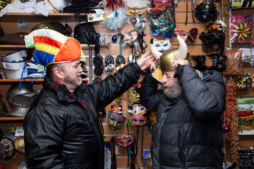 Er mag weer carnaval worden gevierd en dus is het druk in feestwinkel ...