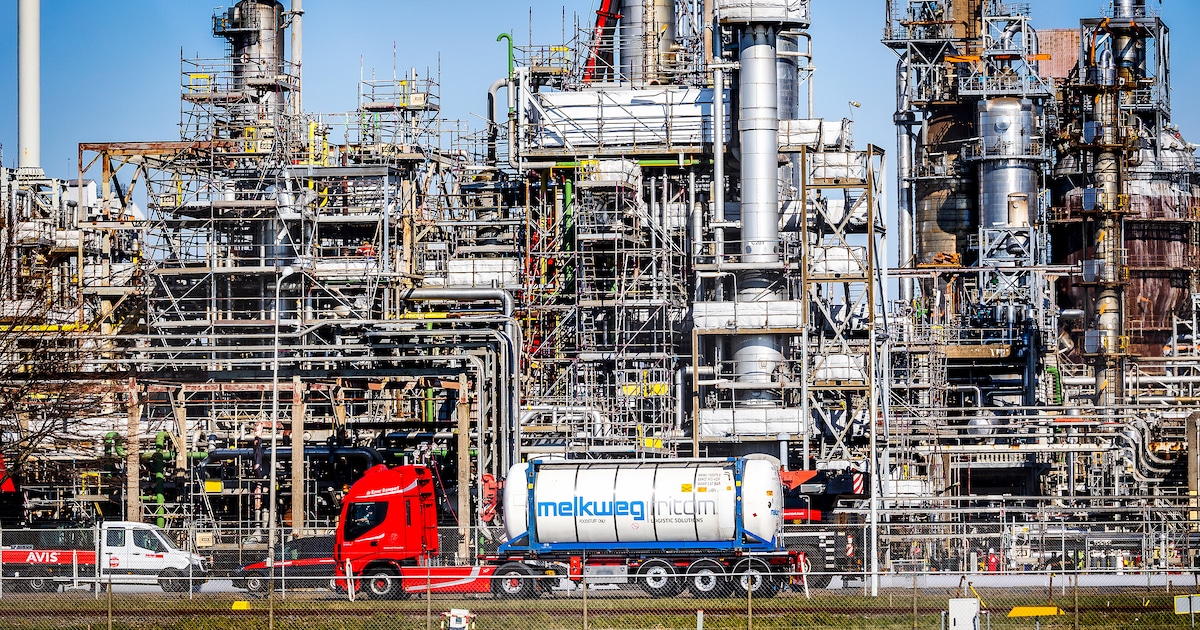 Shell maakt draai na controversiële olie-aankoop en vertrekt uit ...