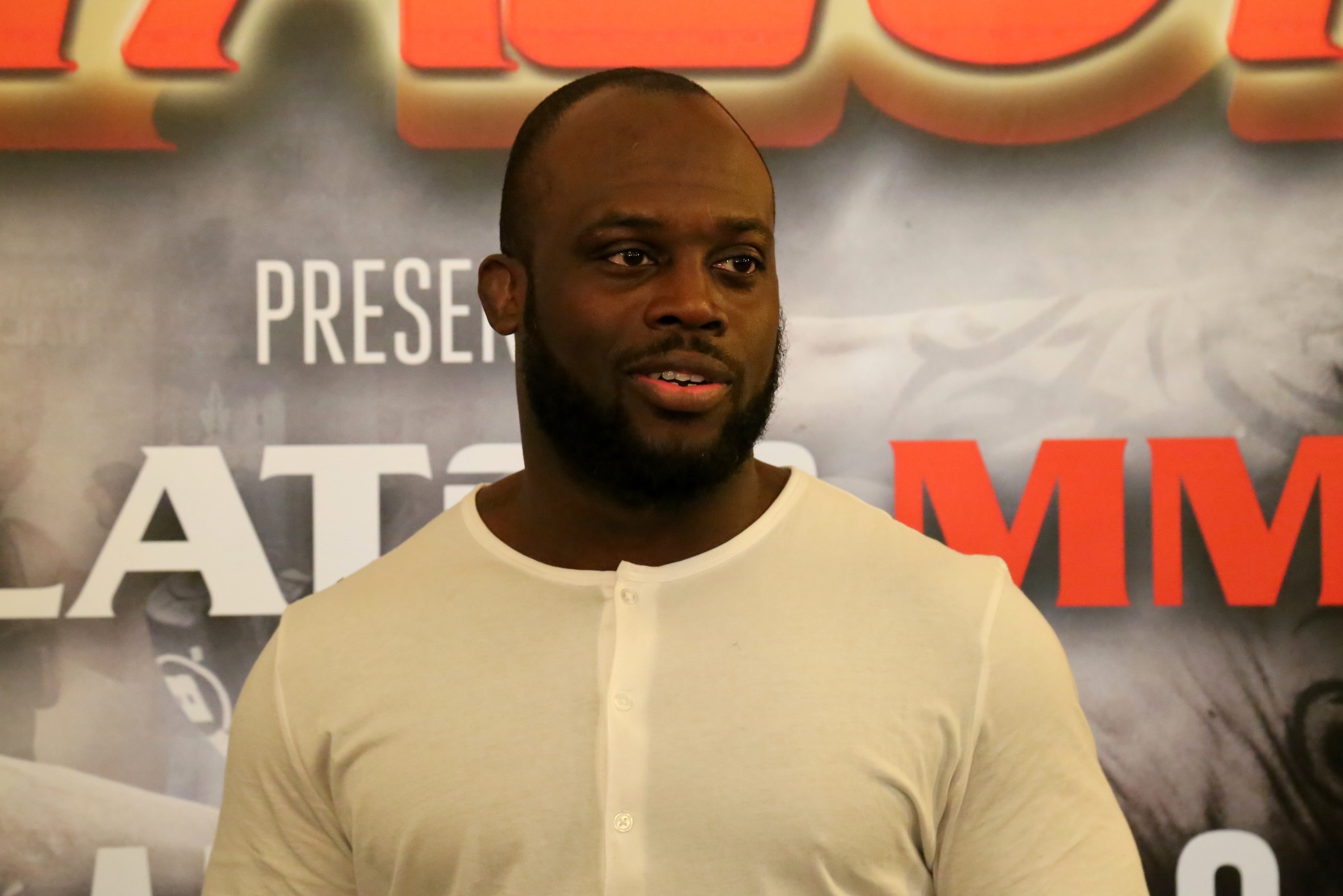 MMA-vechter Melvin Manhoef rijdt inbrekers klem in Landsmeer en slaat ...