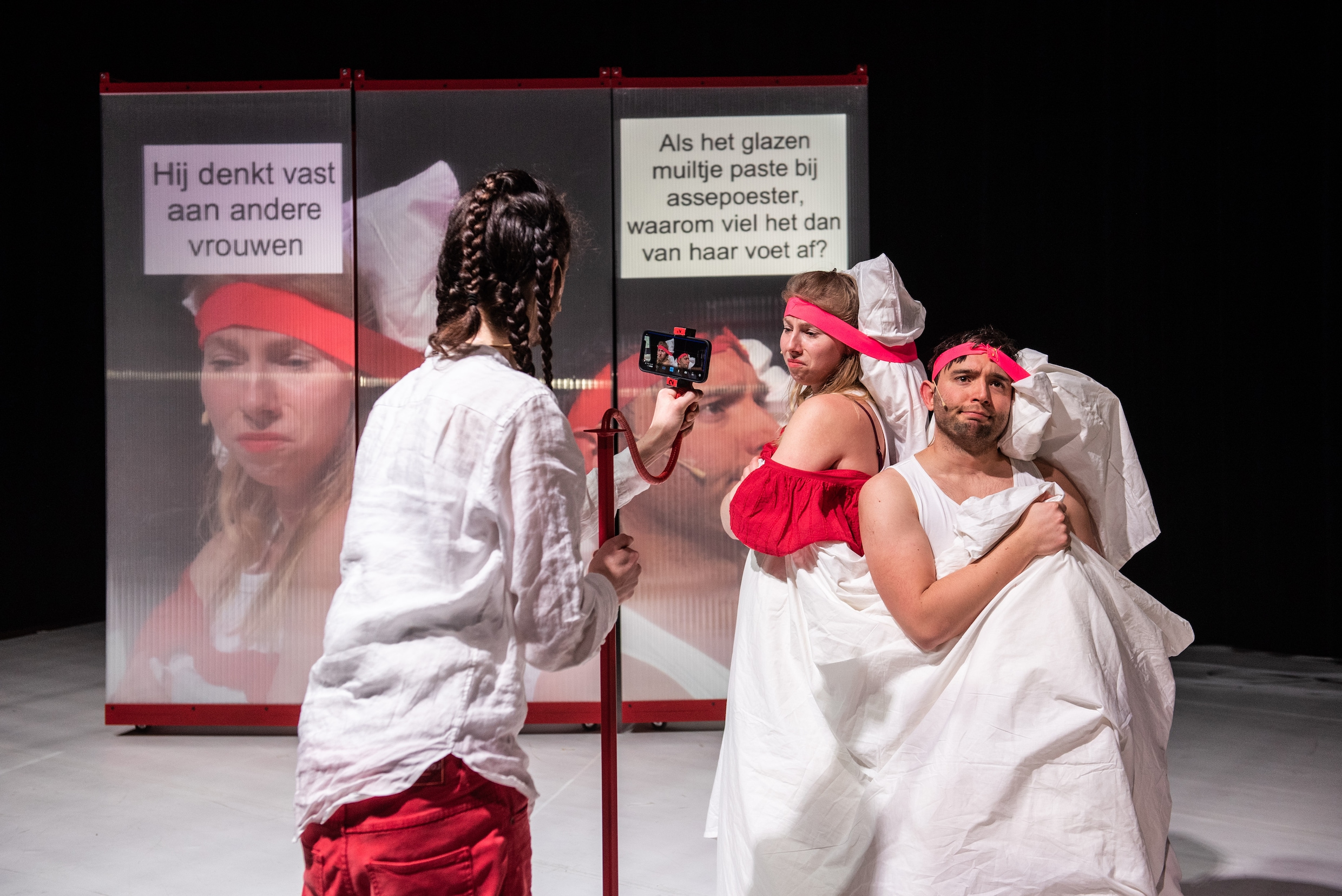 Kun je theater maken over iets digitaals als een meme? Nou, heel goed ...