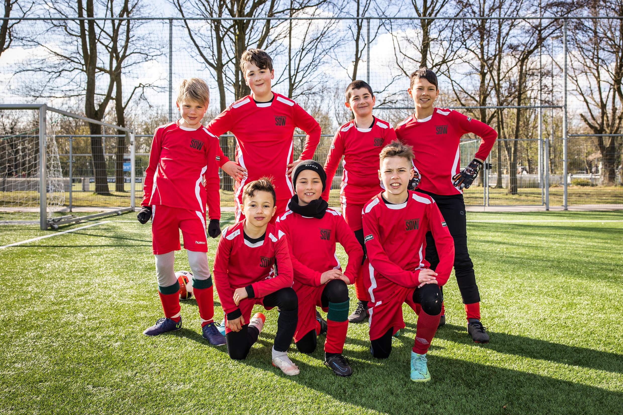 Oekraïense kinderen voetballen bij SDW: ‘Tima! Zakken!’ | Het Parool
