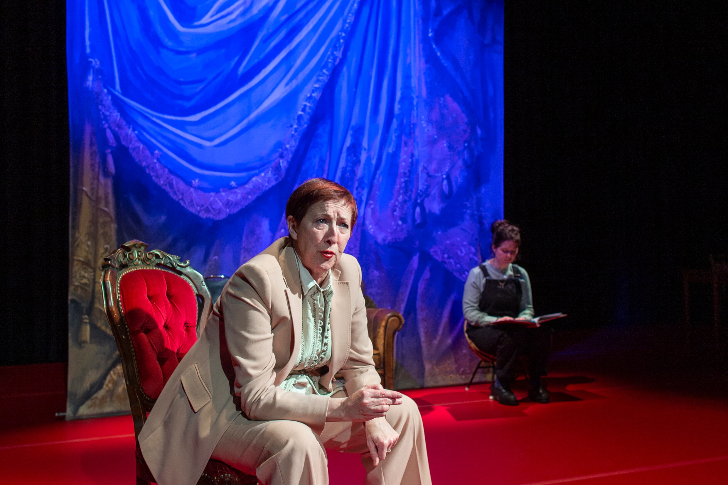 ‘U bent een karikatuur geworden,’ zegt de souffleur tegen Loes Luca ...