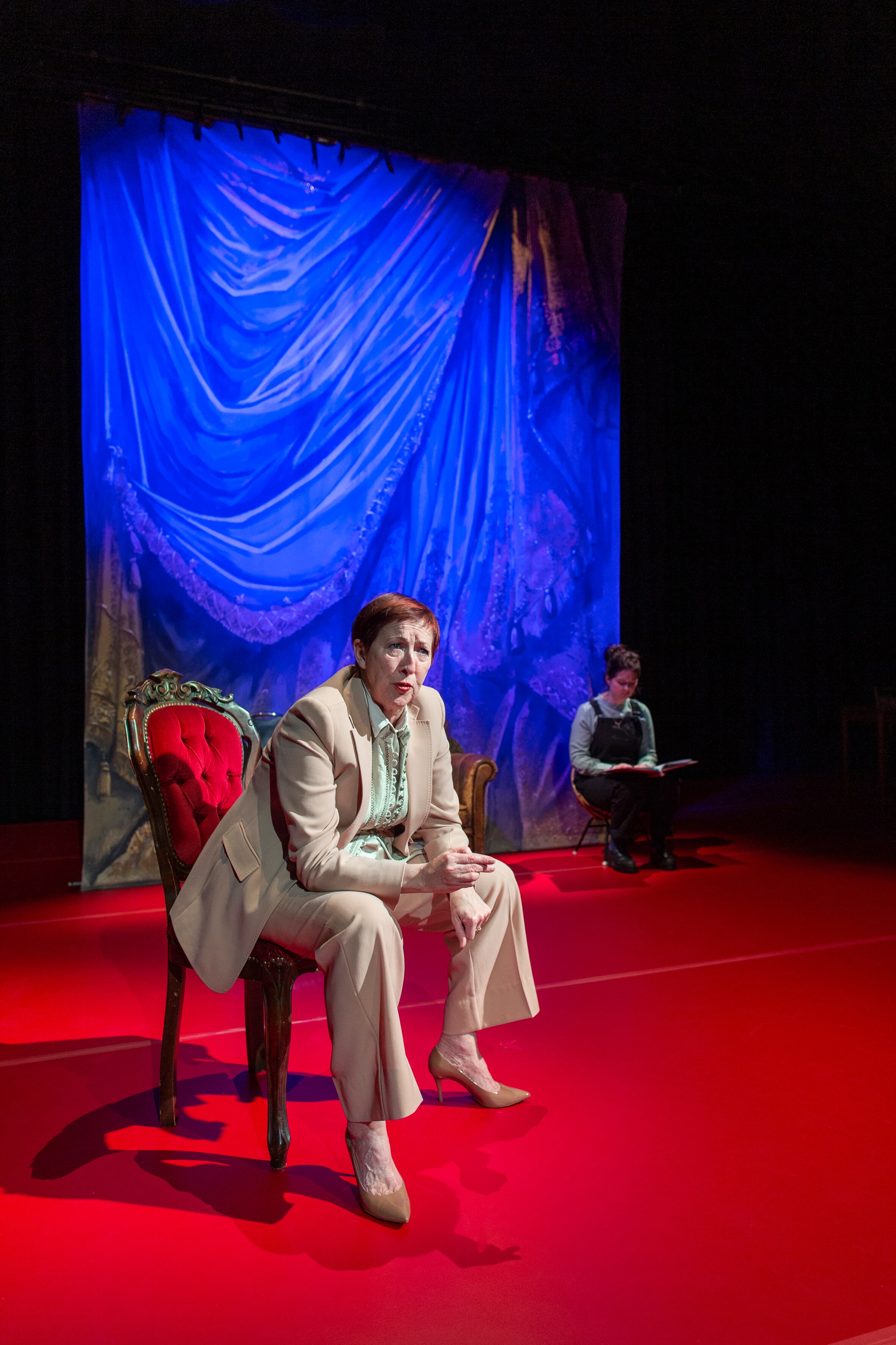 ‘U bent een karikatuur geworden,’ zegt de souffleur tegen Loes Luca ...