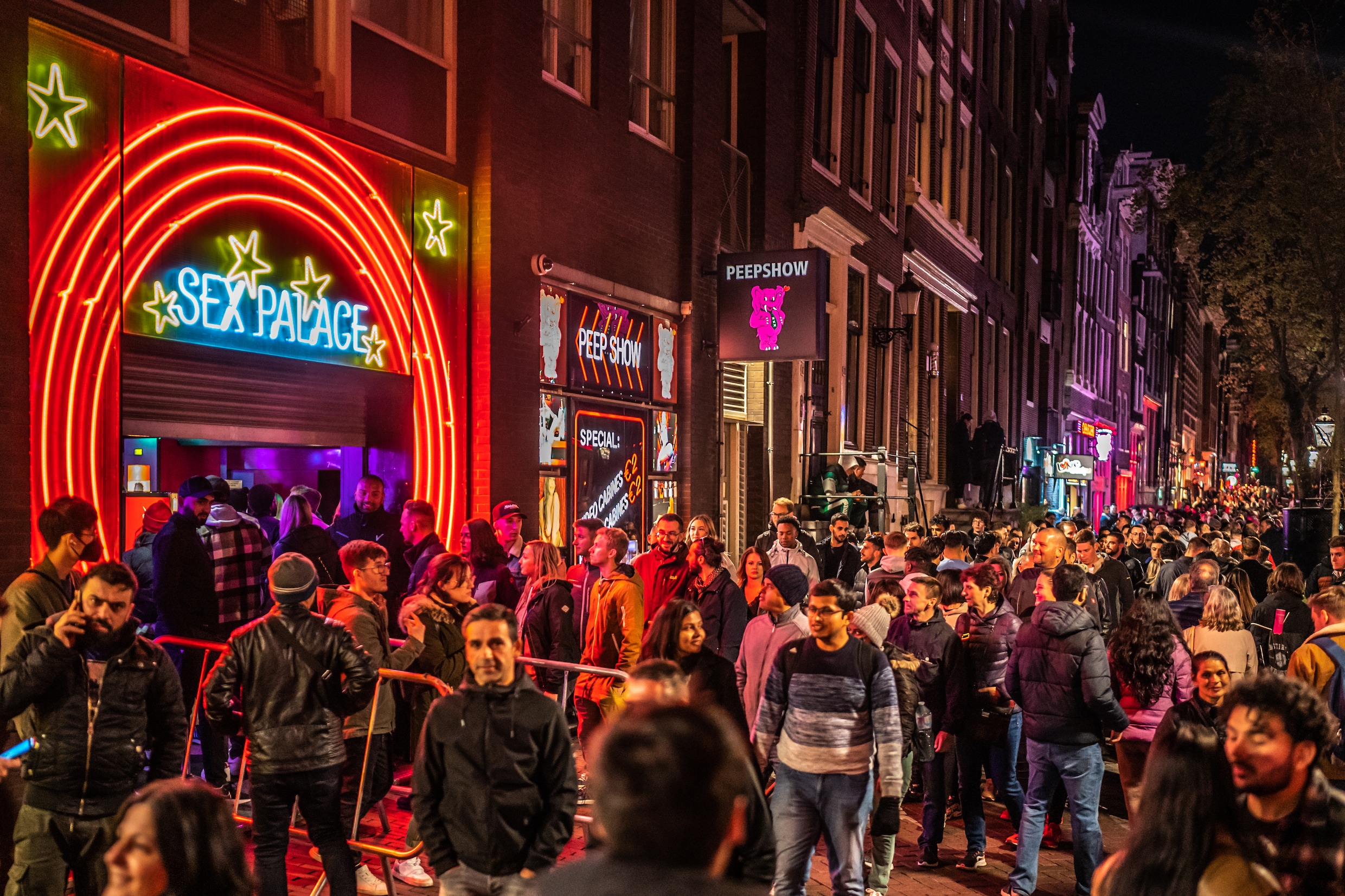 Ondernemers met ‘unieke functie’ uitgezonderd van druktebeleid Wallen ...