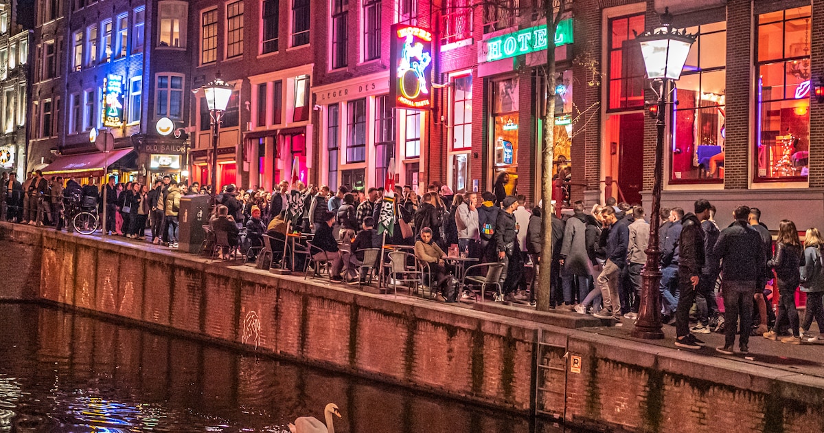 De absurde drukte op de Wallen is weer terug: ‘Wat een tyfusbende ...