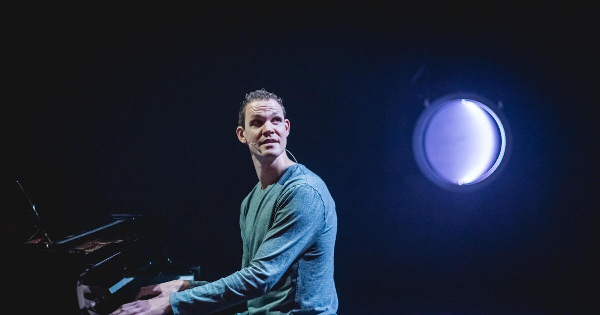 Tim Fransen wordt bezocht door aliens – en is grappiger dan ooit | Het ...