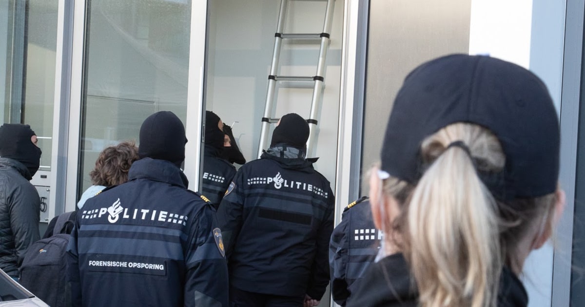 Amsterdamse witwasfamilie opgepakt, verdacht van wegsluizen tientallen miljoenen euro’s | Het Parool