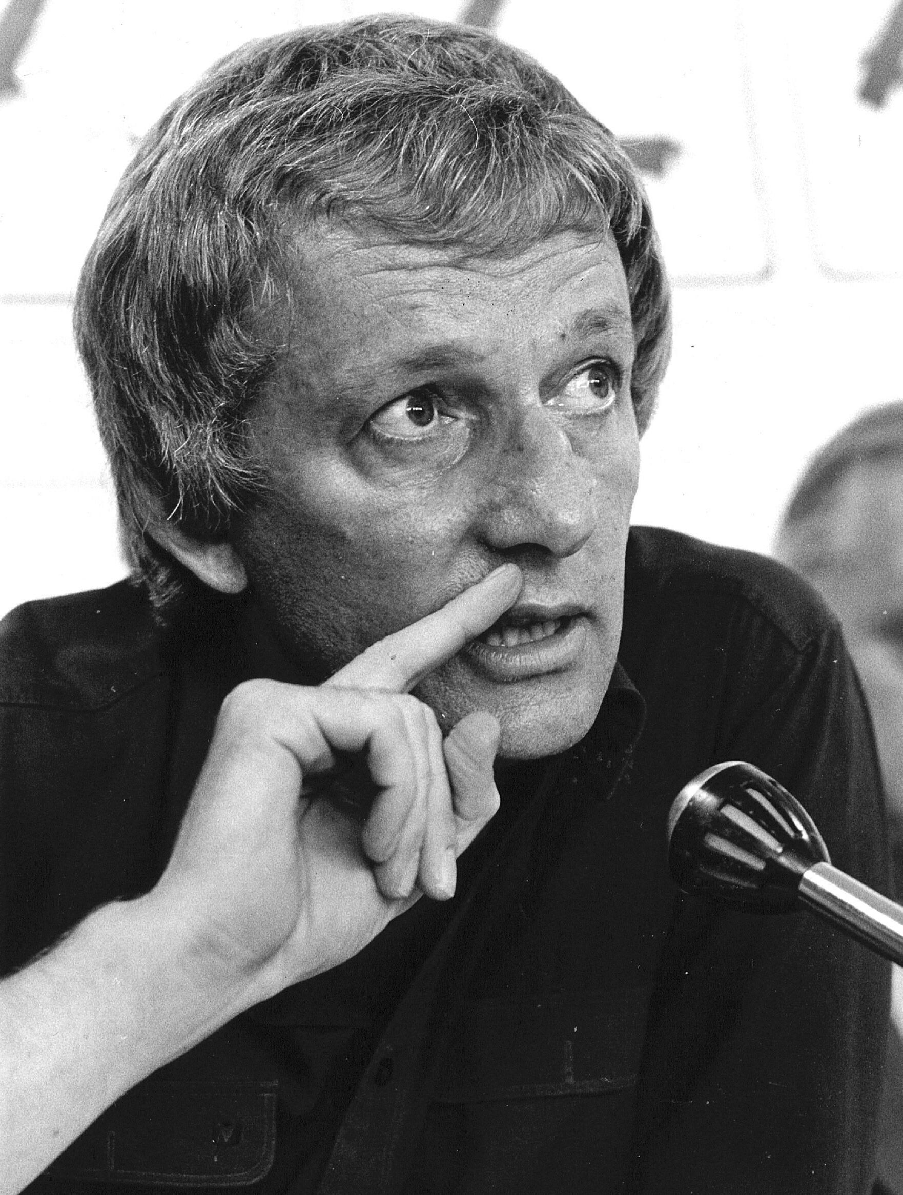 Vredesactivist Mient Jan Faber (81) overleden | Het Parool