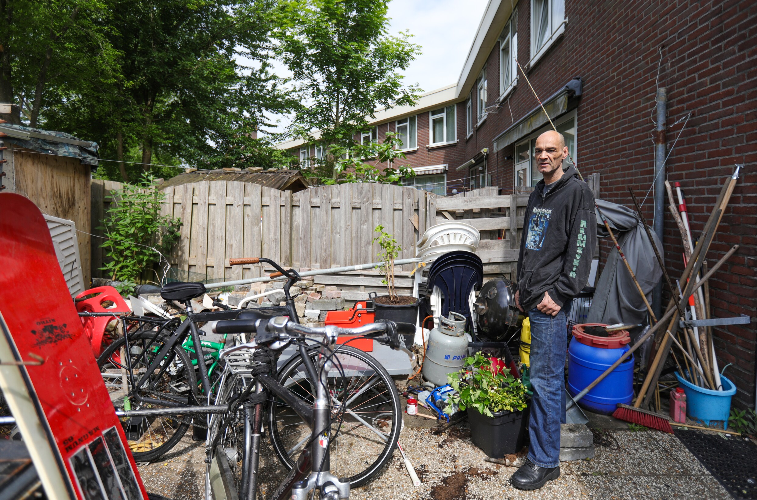 Om zijn tuin kindvriendelijk te maken heeft Marco de Meijer wat hulp ...