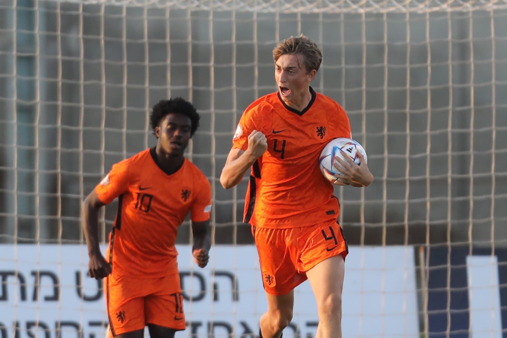 Geboren Amsterdammer Dean Huijsen speelt donderdag tégen Oranje: ‘Ik ...