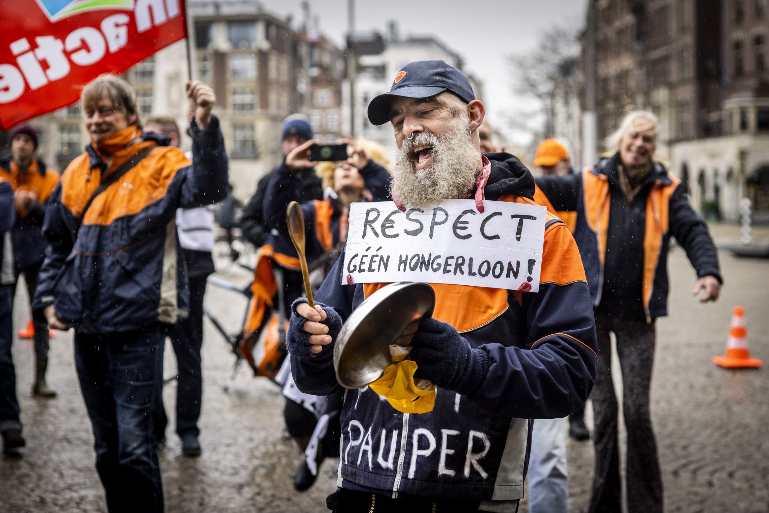 PostNL: Alle postbezorgers krijgen vast contract aangeboden | Het Parool PostNL: Alle postbezorgers krijgen vast contract aangeboden | Het Parool