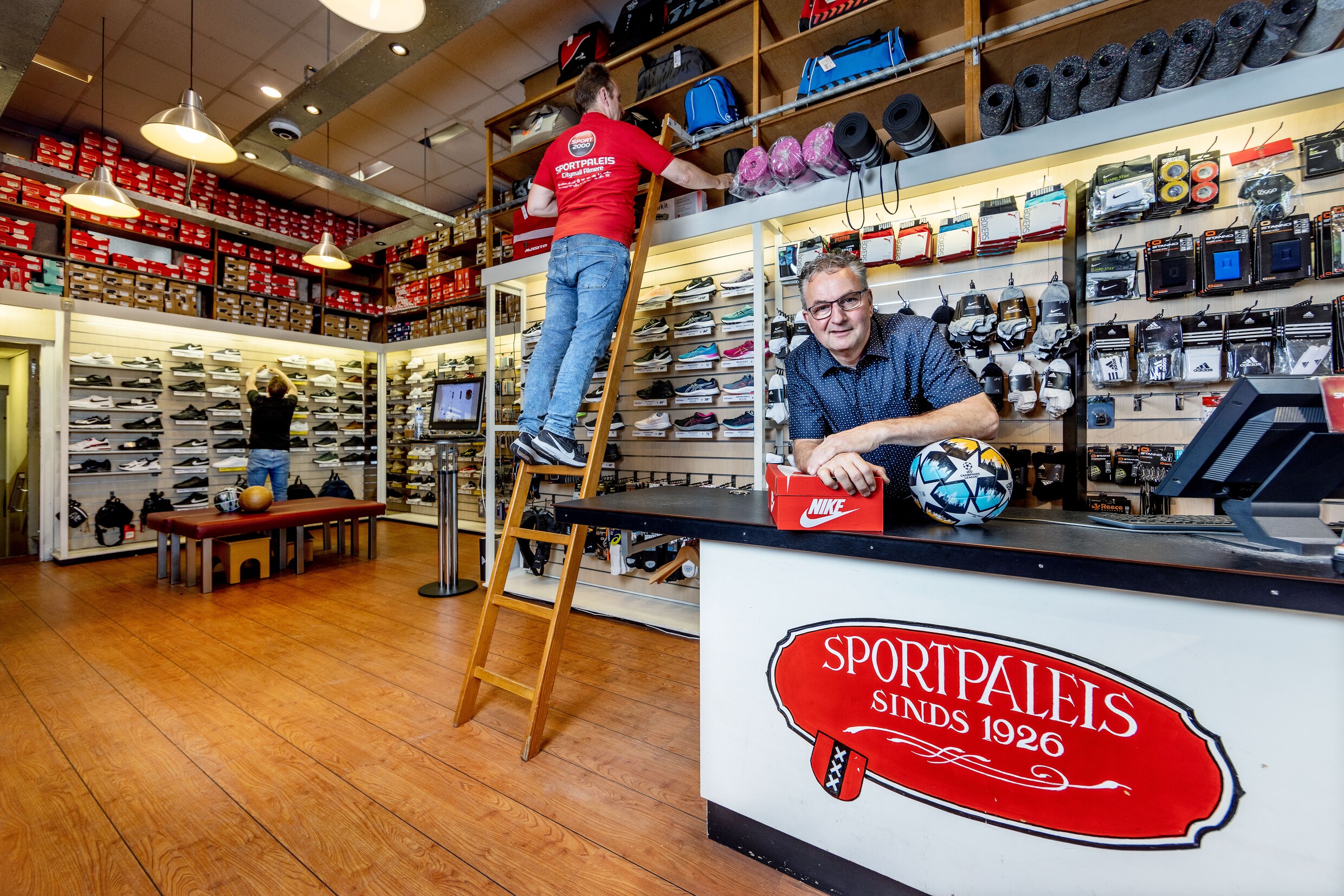 Een van de oudste sportwinkels van Amsterdam sluit na bijna 100 jaar de ...