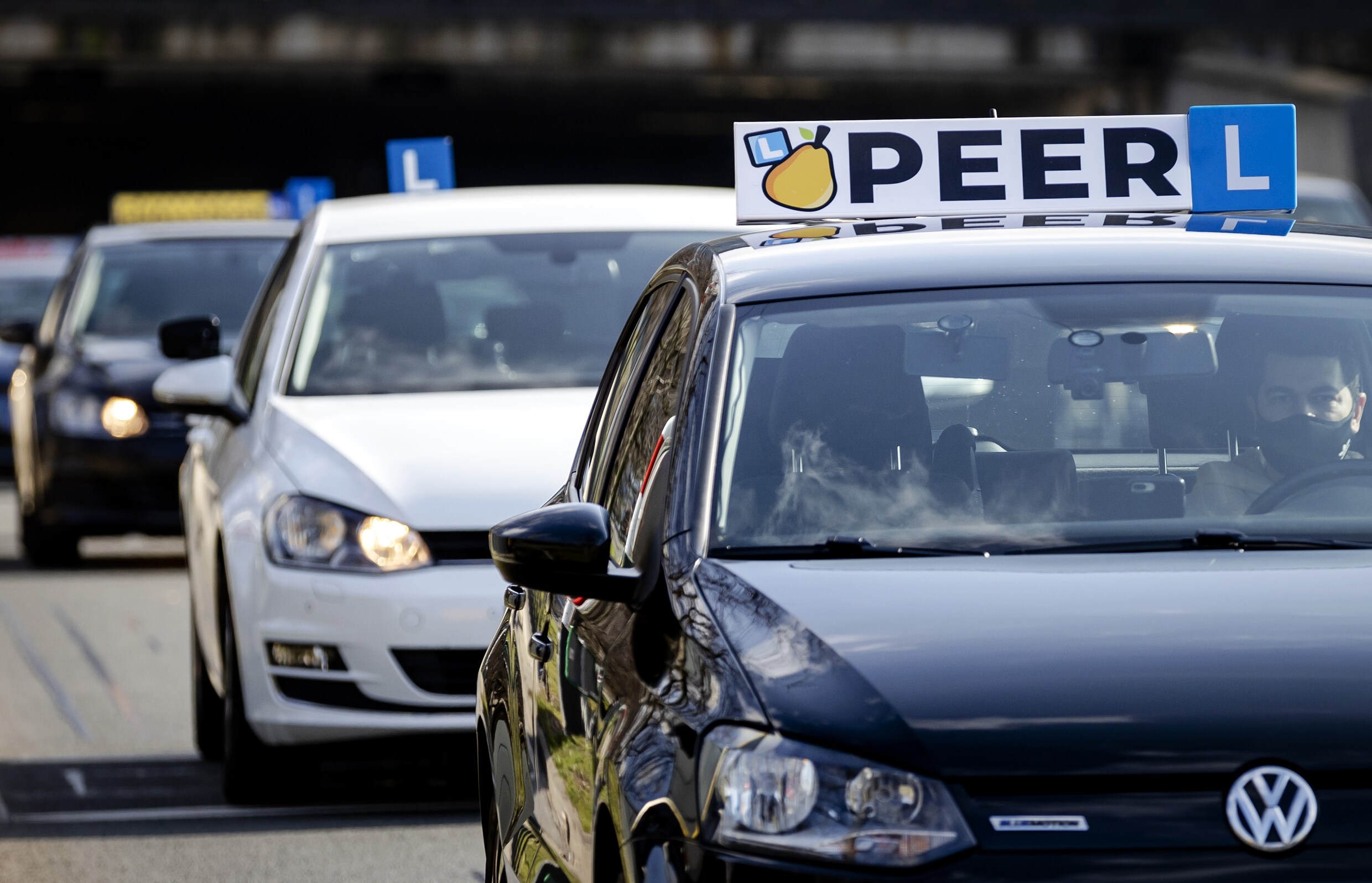 Wie rijles wil, moet nu nog langer wachten; rijscholen overvol | Het Parool