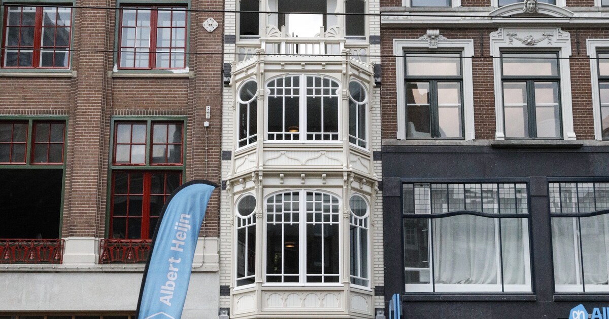 Amsterdammers valt het nauwelijks op: oude gevel op het Koningsplein ...