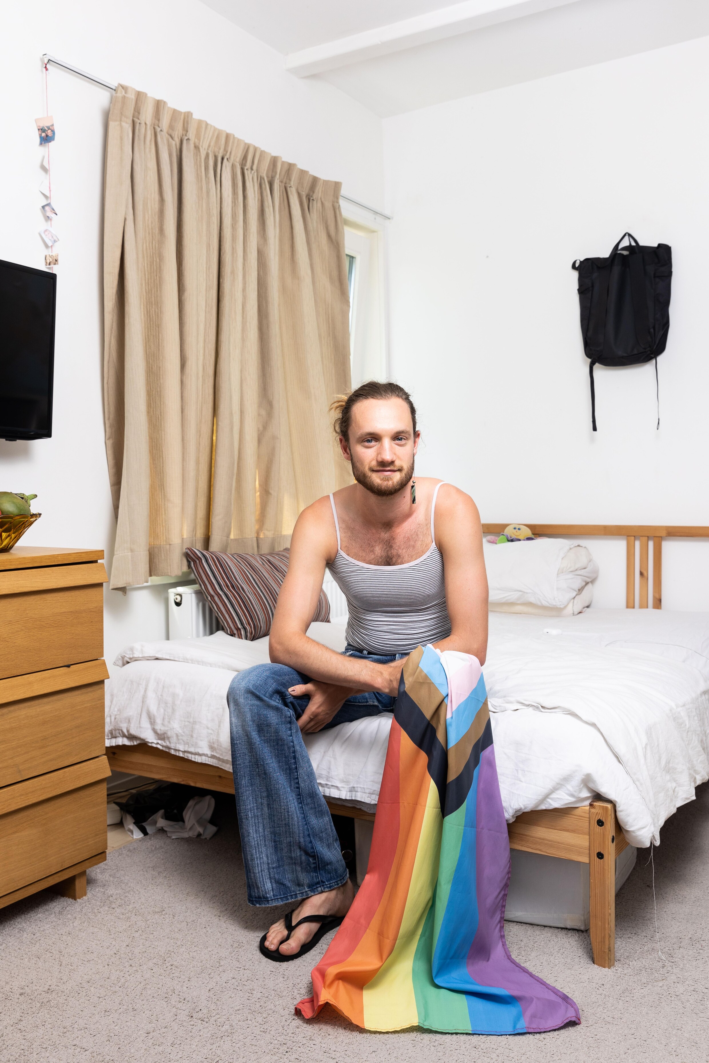 Een Pridevlag aan je gevel komt met risico’s: ‘Hij hangt er weer ...