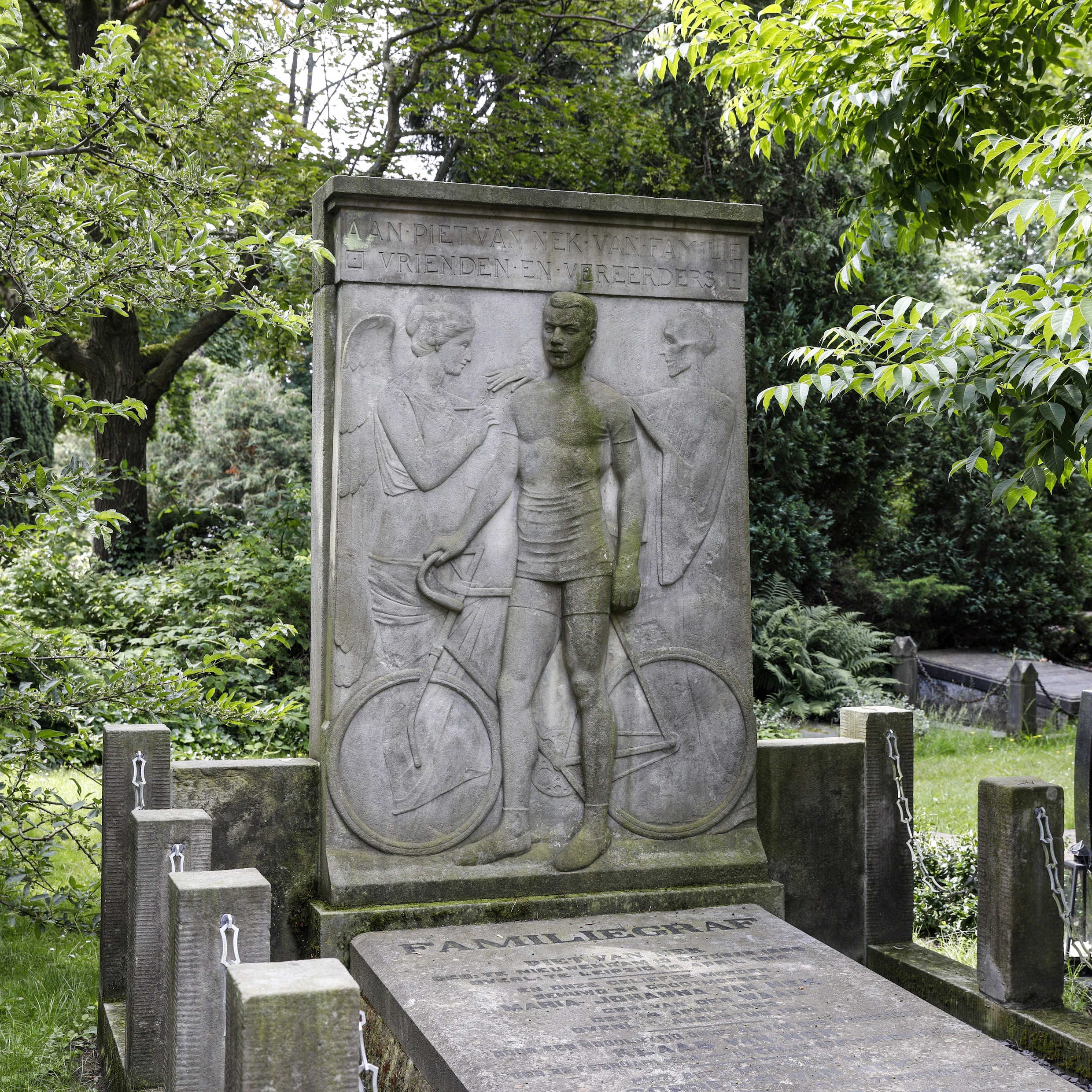 Vrienden, familie en supporters zamelden geld in voor het monumentale ...