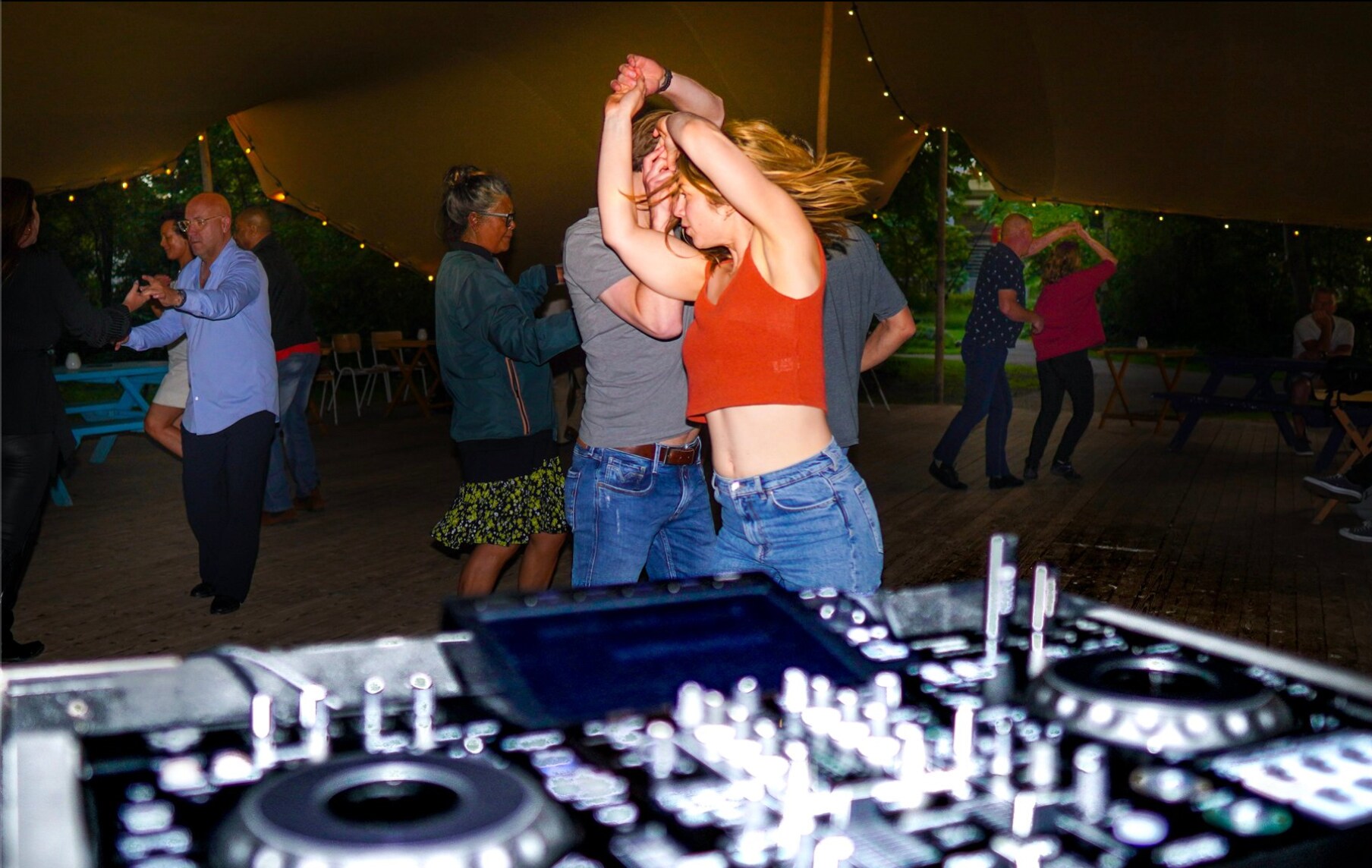 Cha cha cha! Hier in Amsterdam kun je in de zomermaanden buiten dansen | Het Parool