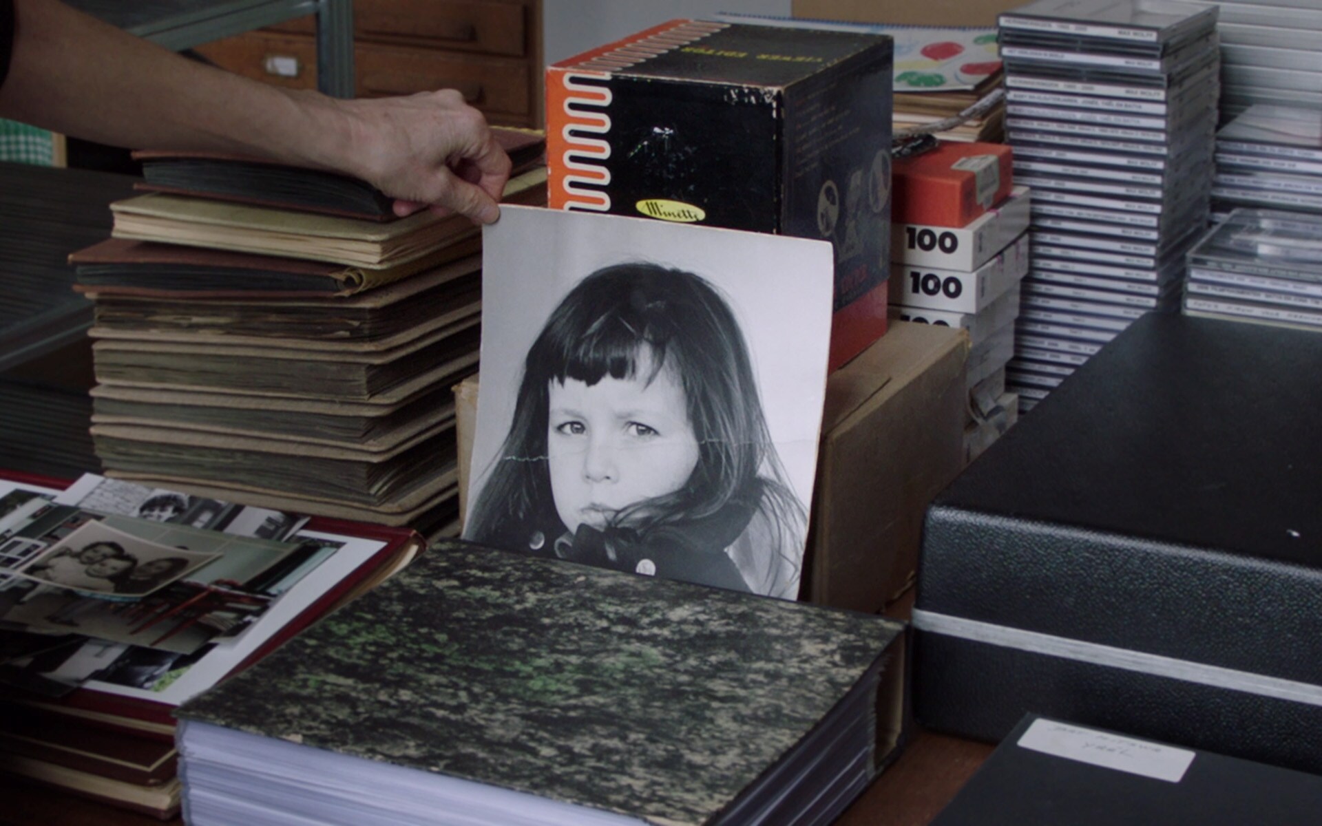 In het werk van Max Wolff is de oorlog nooit ver weg | Het Parool