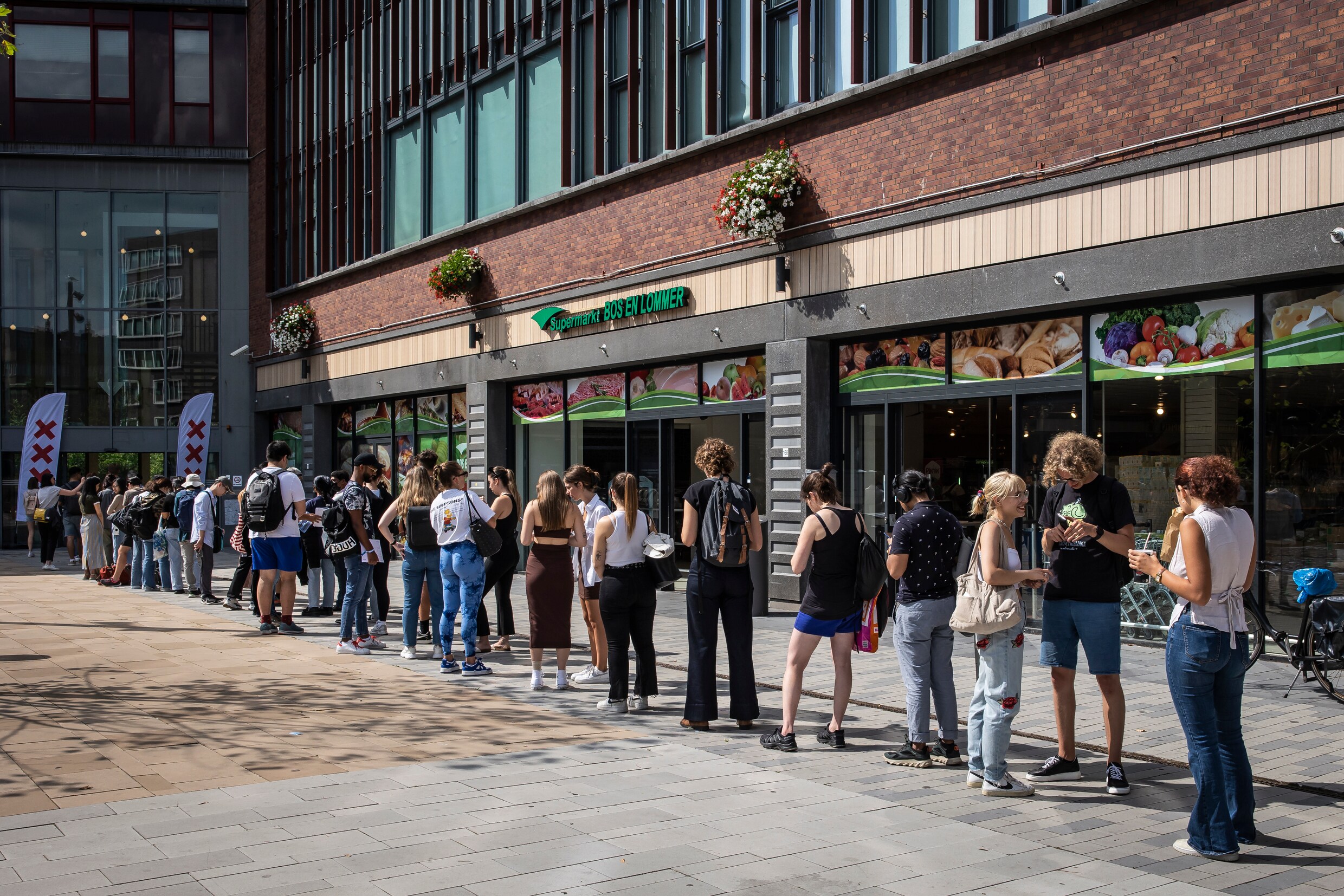 Lange rijen voor stadsloket West: buitenlandse studenten moeten zich ...