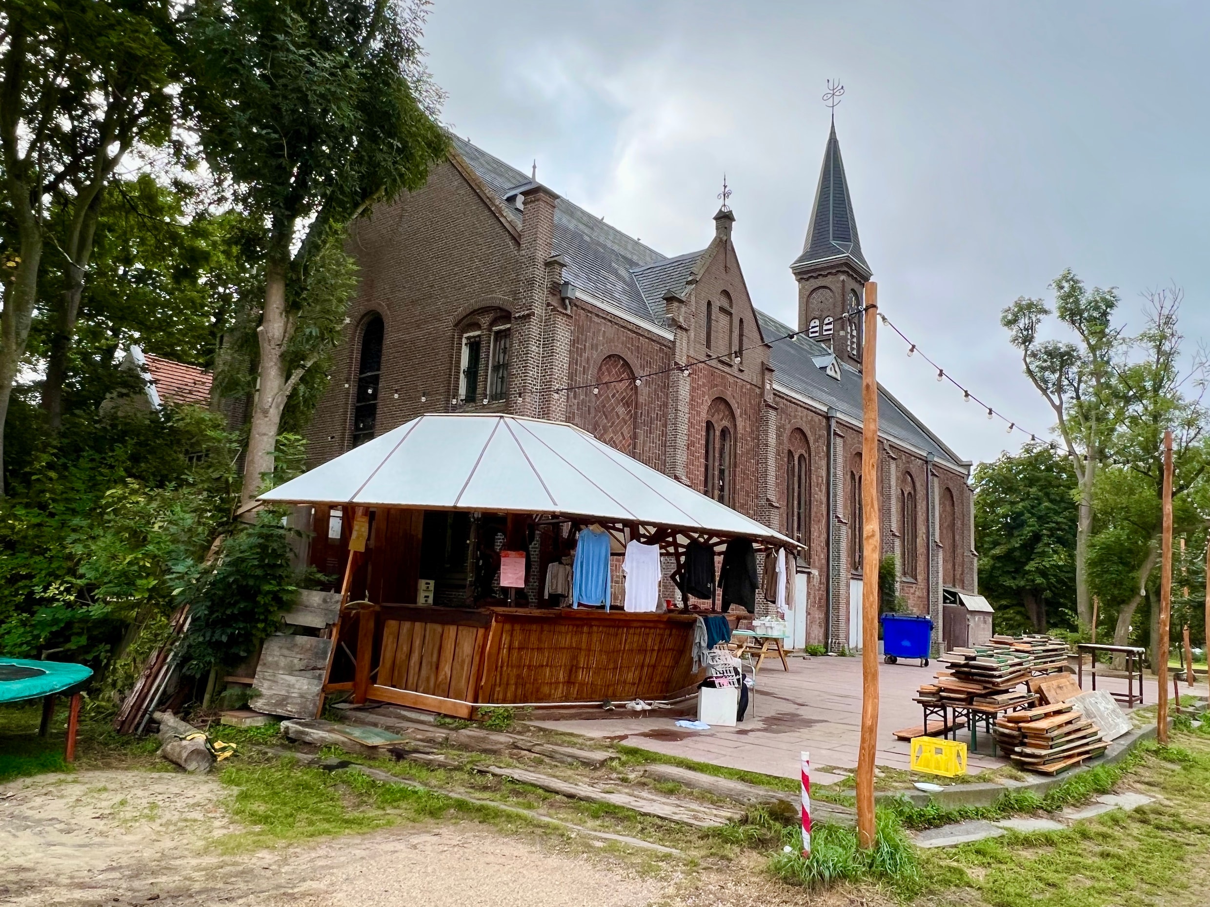 Wandelen langs de haven in Ruigoord | Het Parool
