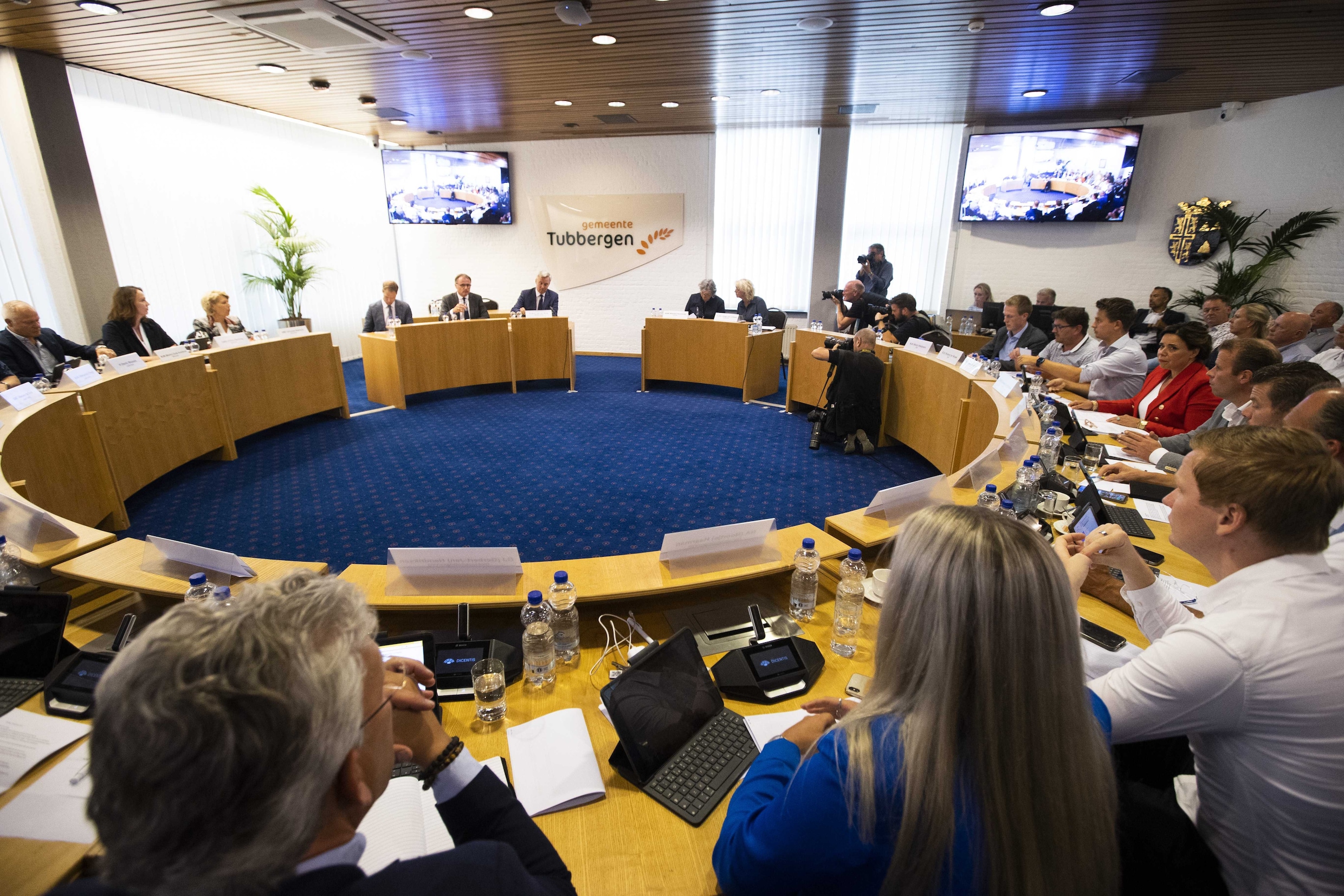 Van der Burg in Tubbergen voor beladen debat over asielhotel: ‘Het zijn ...