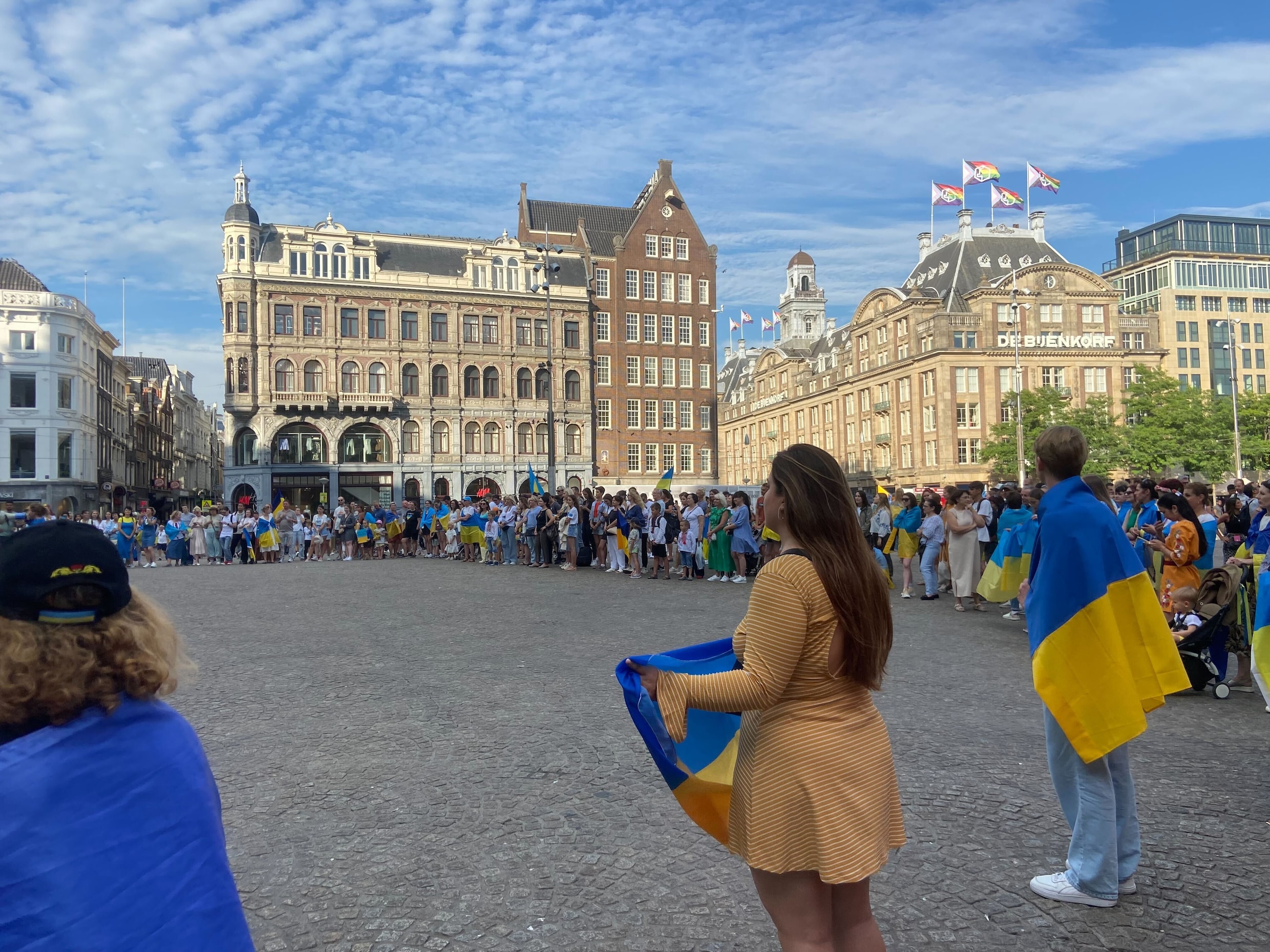 Honderden mensen op de Dam voor protest tegen oorlog in Oekraïne | Het ...