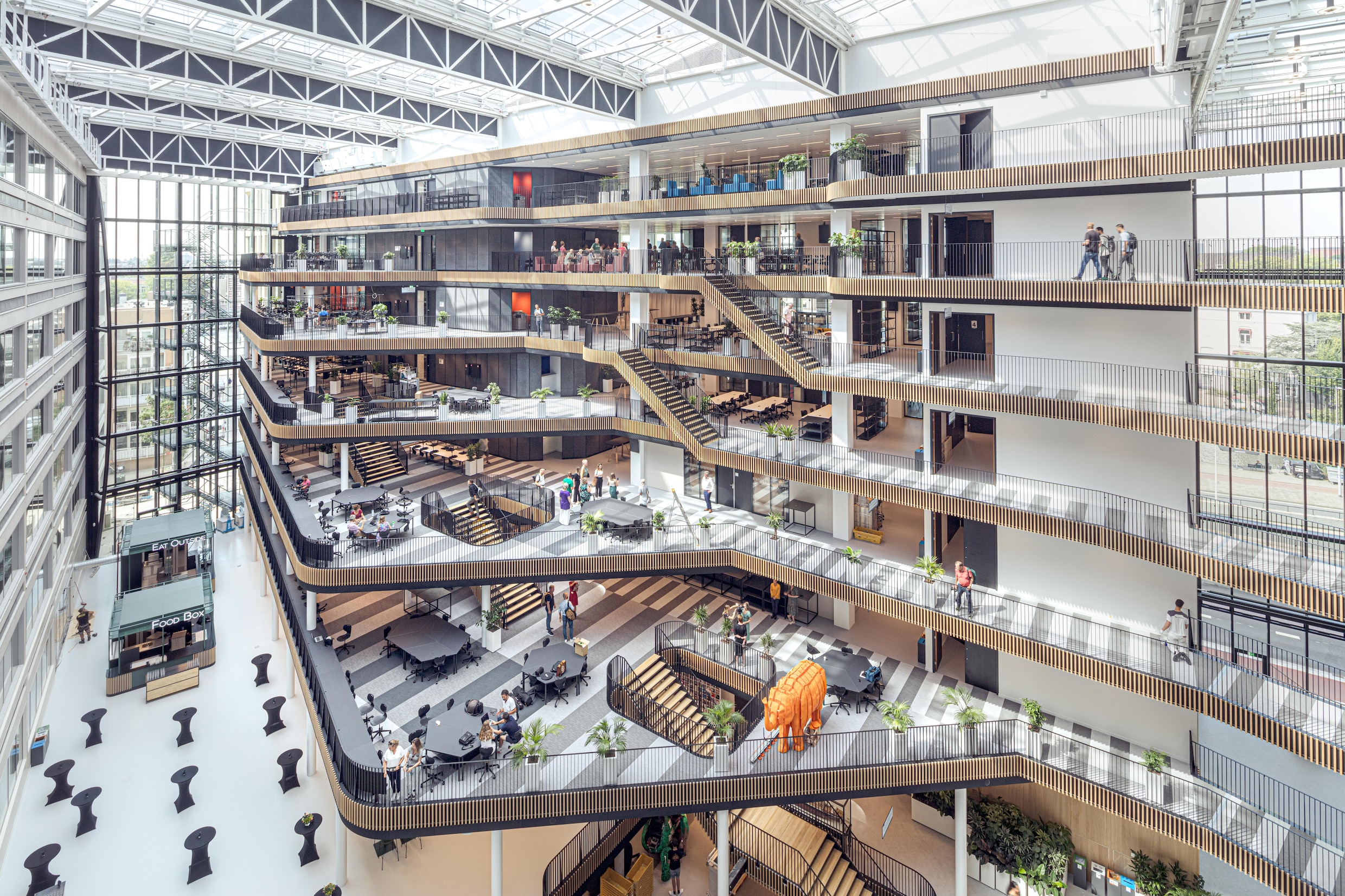 Jakoba Mulderhuis is open: nieuwe studentenhub in de Wibautstraat is oogverblindend | Het Parool