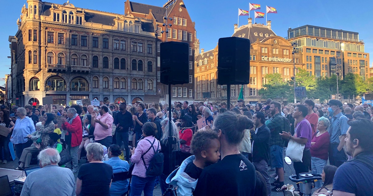 Protest op de Dam om asielopvang: ‘Ik schaam me om Nederlands te zijn ...