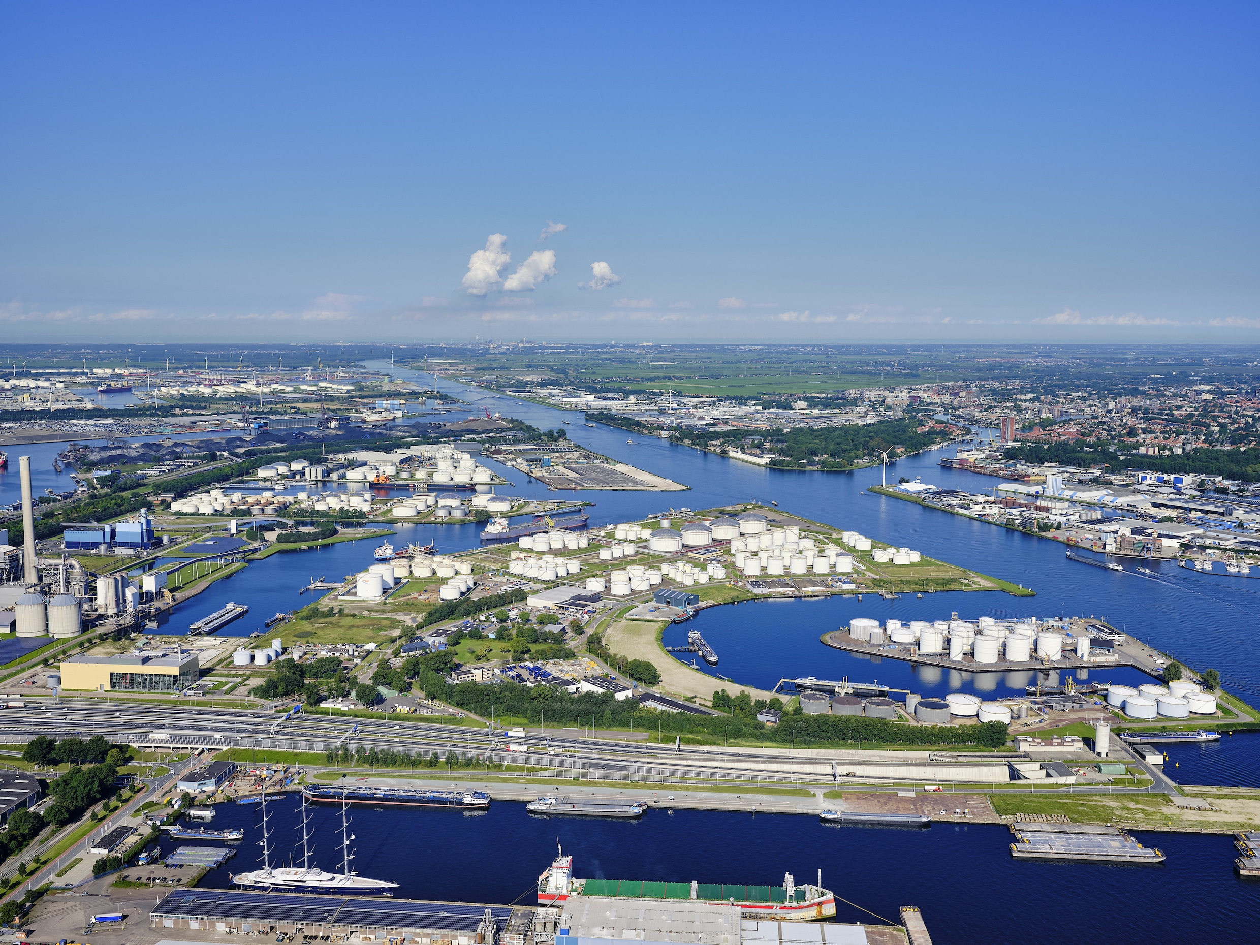 Opvang duizend asielzoekers bij Westerhoofd: ‘Niet bepaald een fijn ...