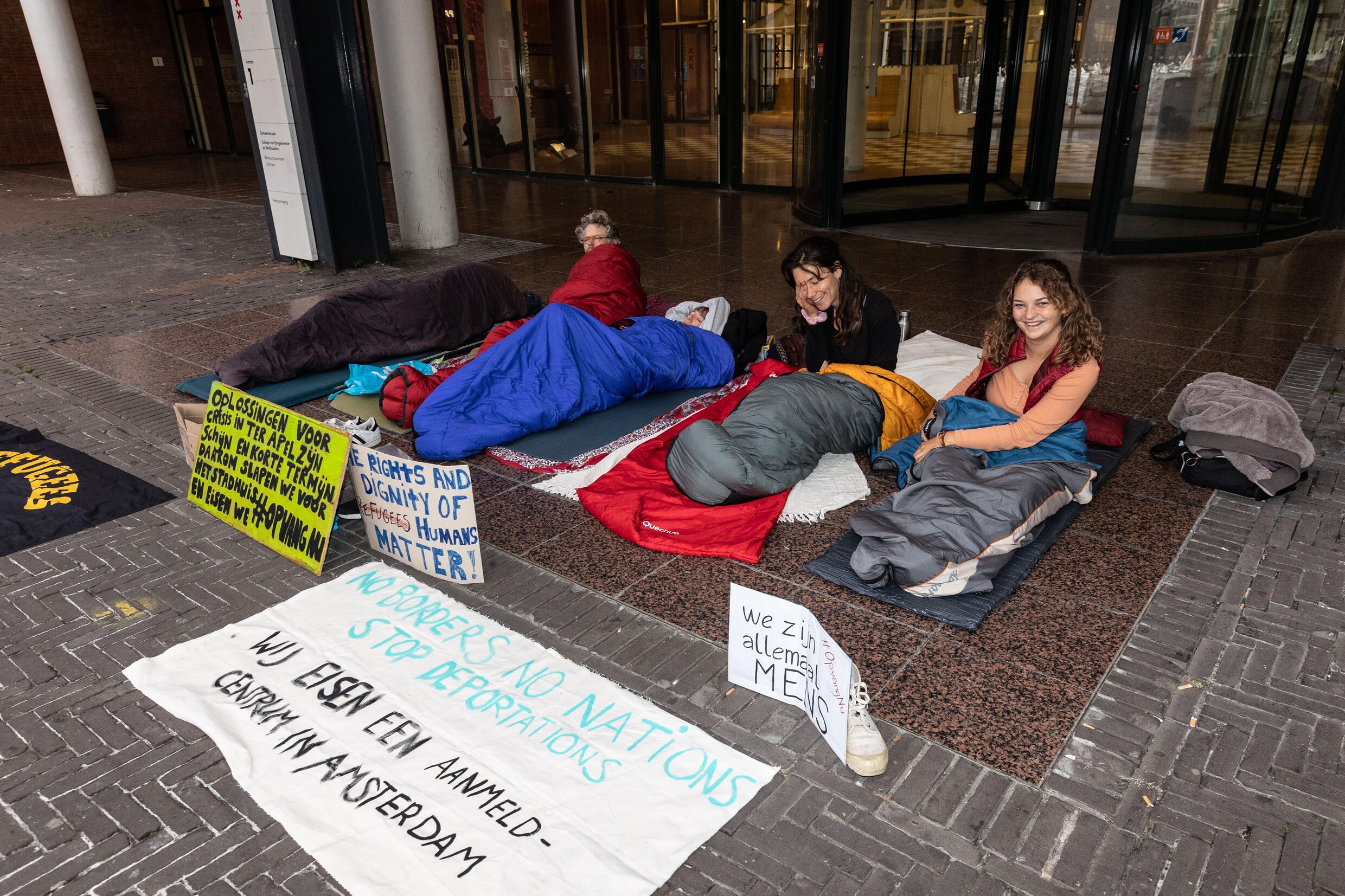 Slaapzakprotest voor de Stopera om asielopvang | Het Parool