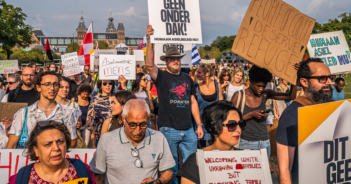 Paar honderd man bij protest op Museumplein tegen situatie Ter Apel ...